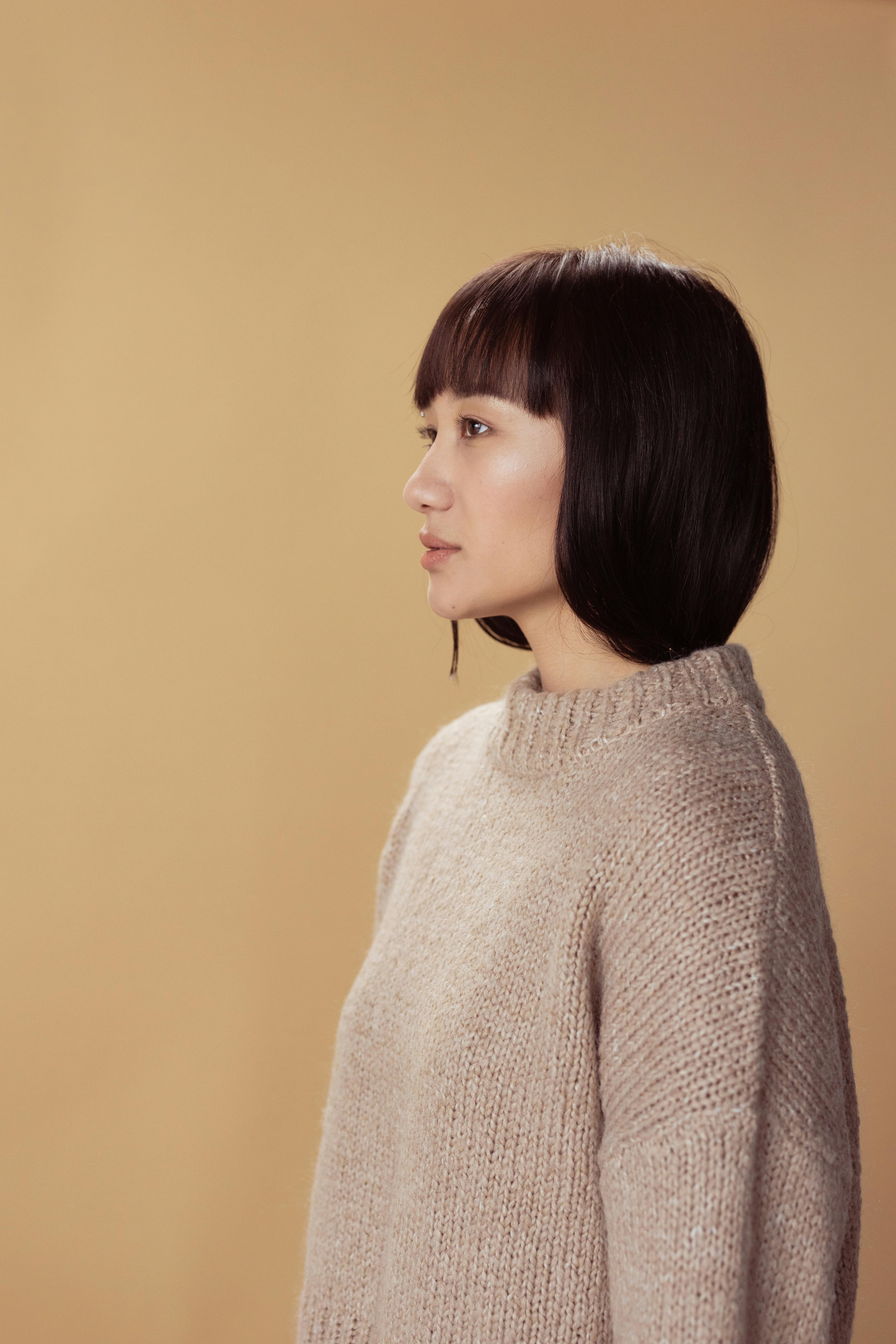 Model Standing With Plain Background Photos, Download The BEST Free ...