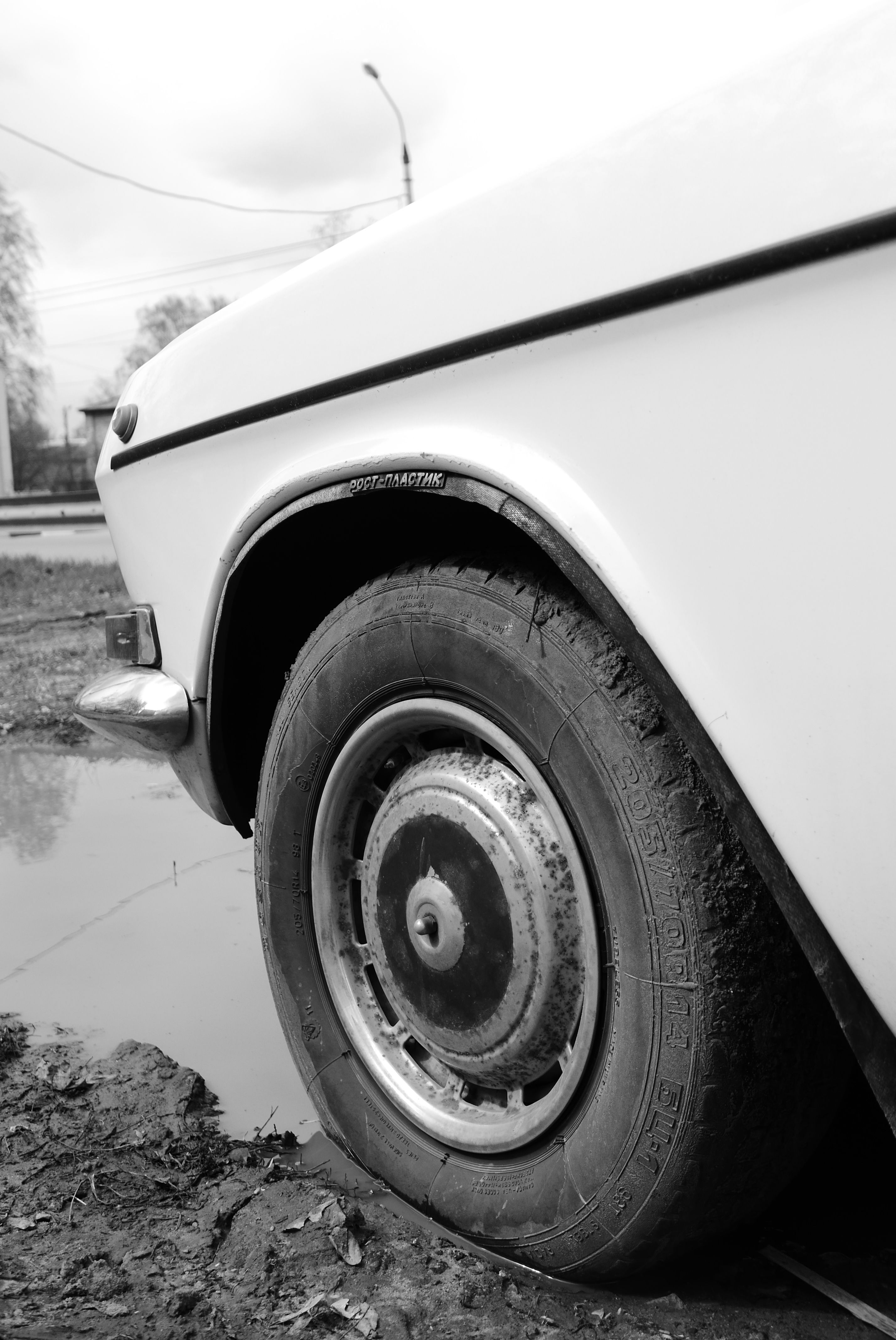 Grayscale Photo of a Car's Tire · Free Stock Photo
