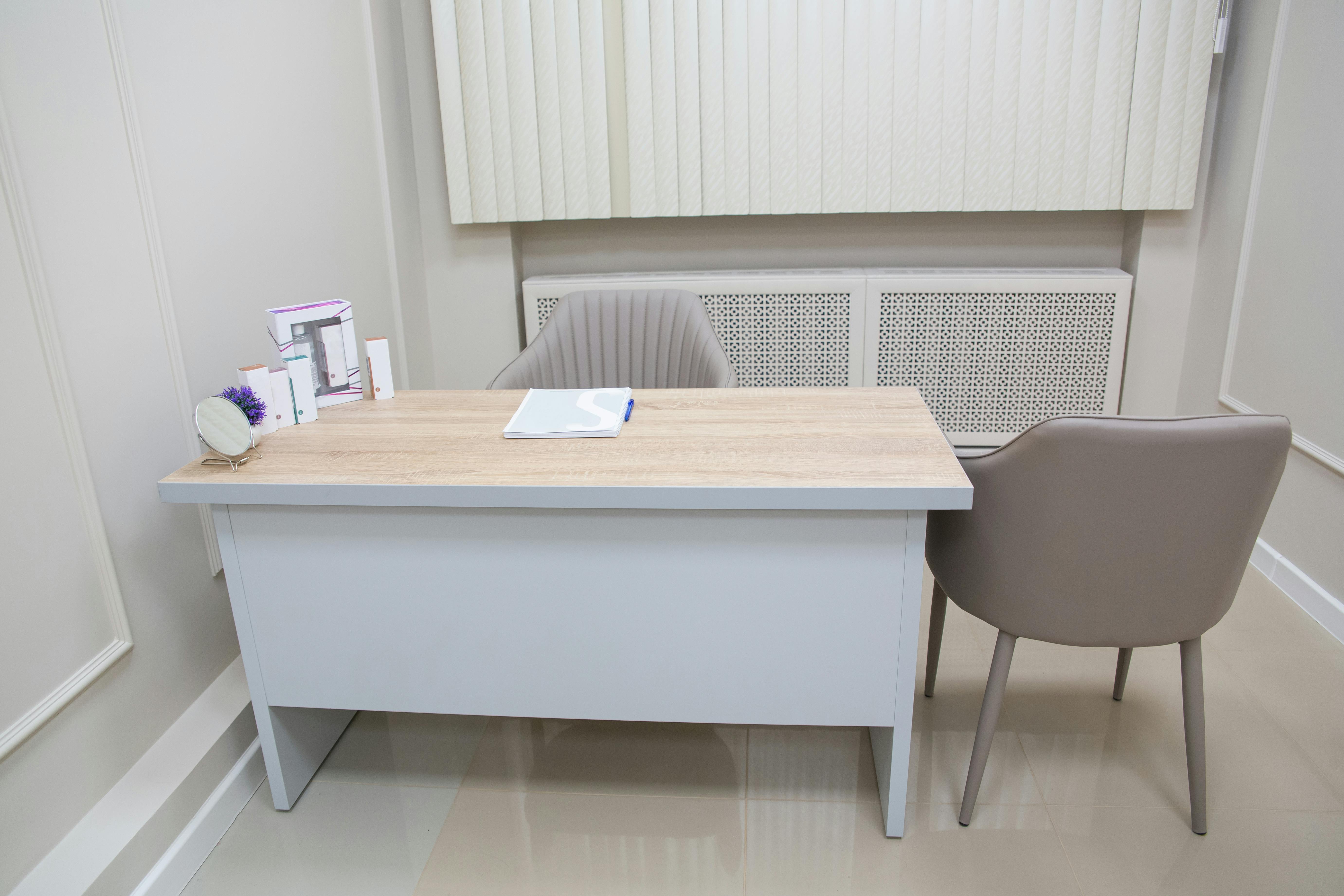 Desk and Chairs in Doctor Office · Free Stock Photo
