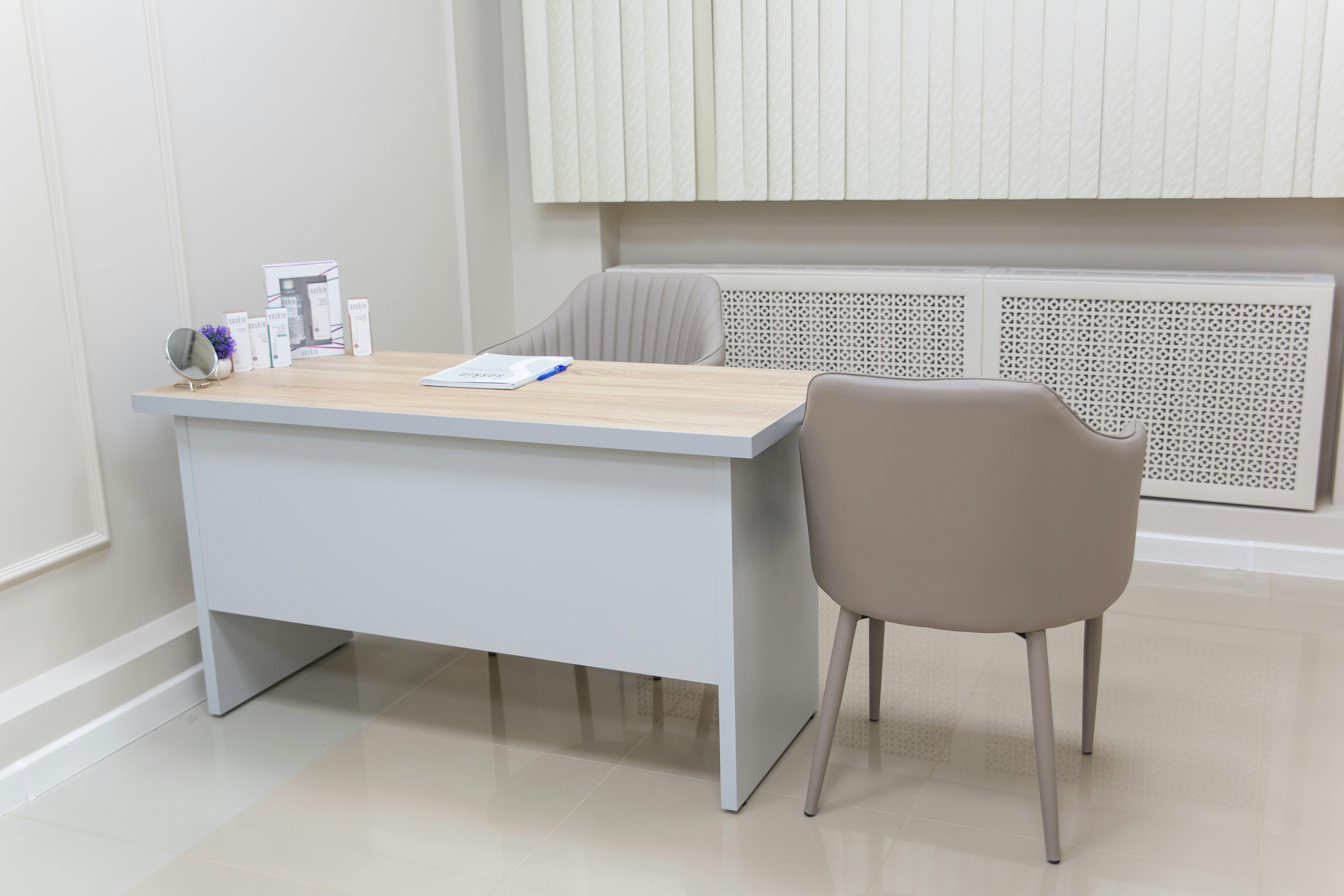 Desk and Chairs in Doctor Office · Free Stock Photo