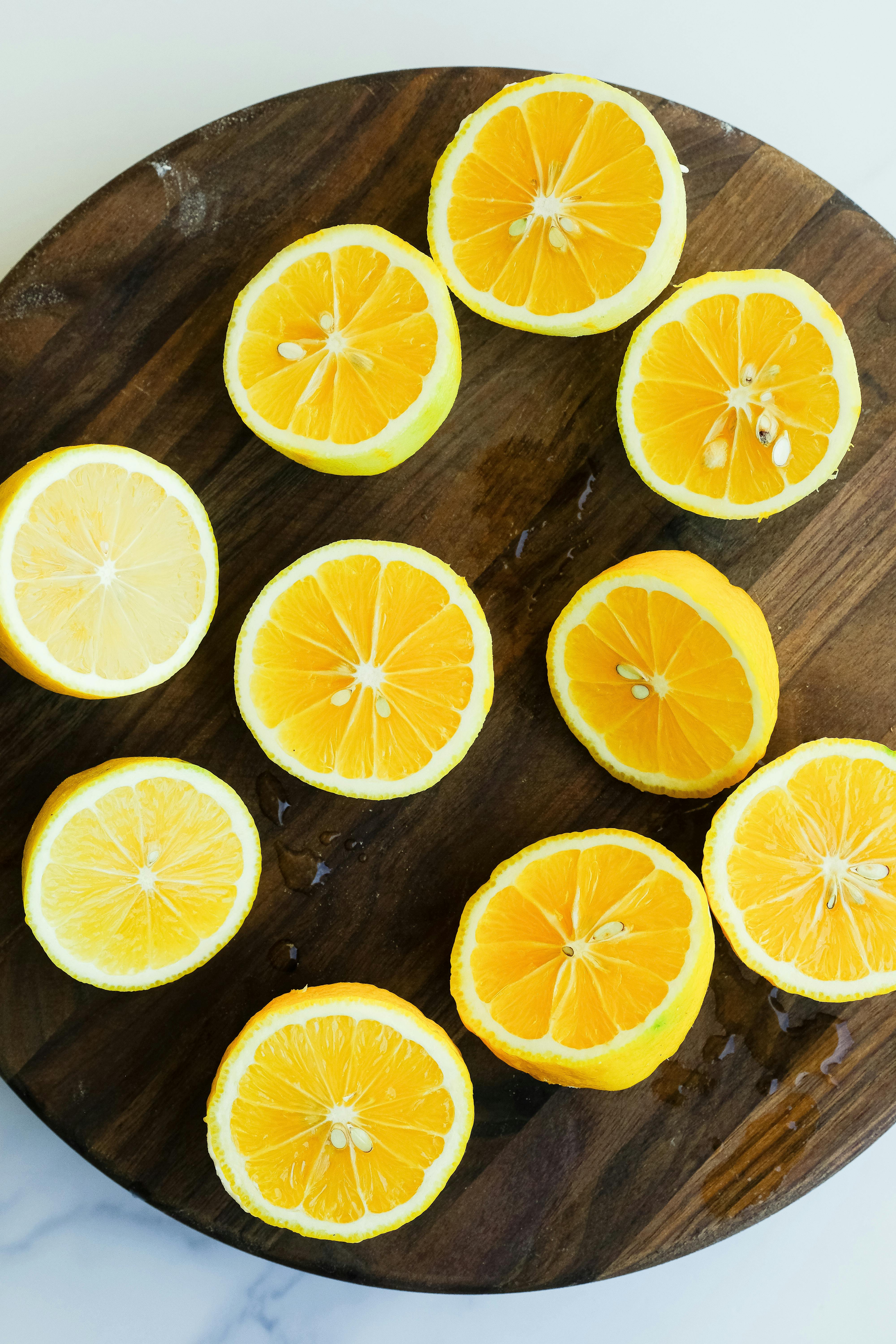 Close-Up Photo of Halved Lemons on a Plate · Free Stock Photo