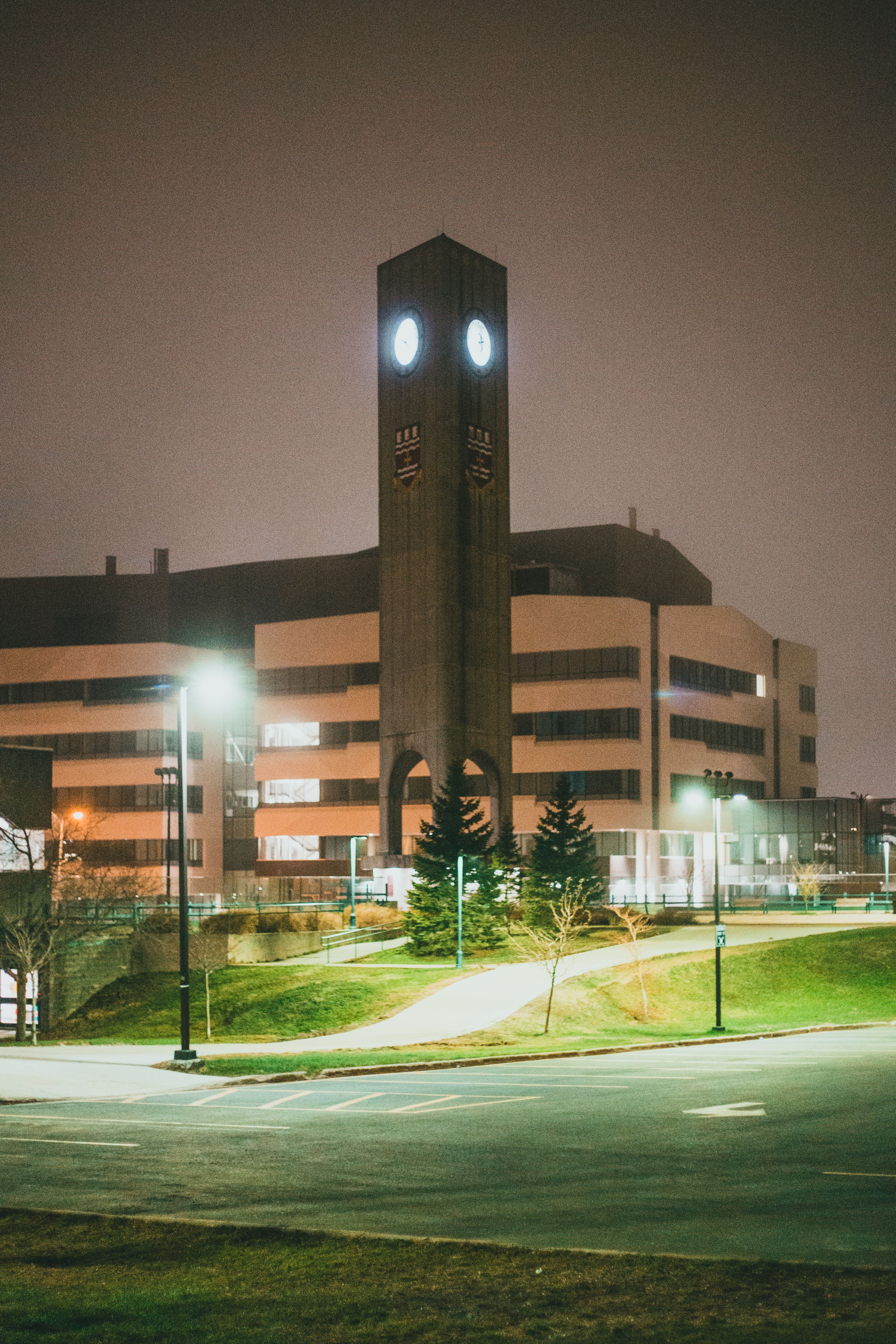 The Clock Tower in Memorial University at Night · Free Stock Photo