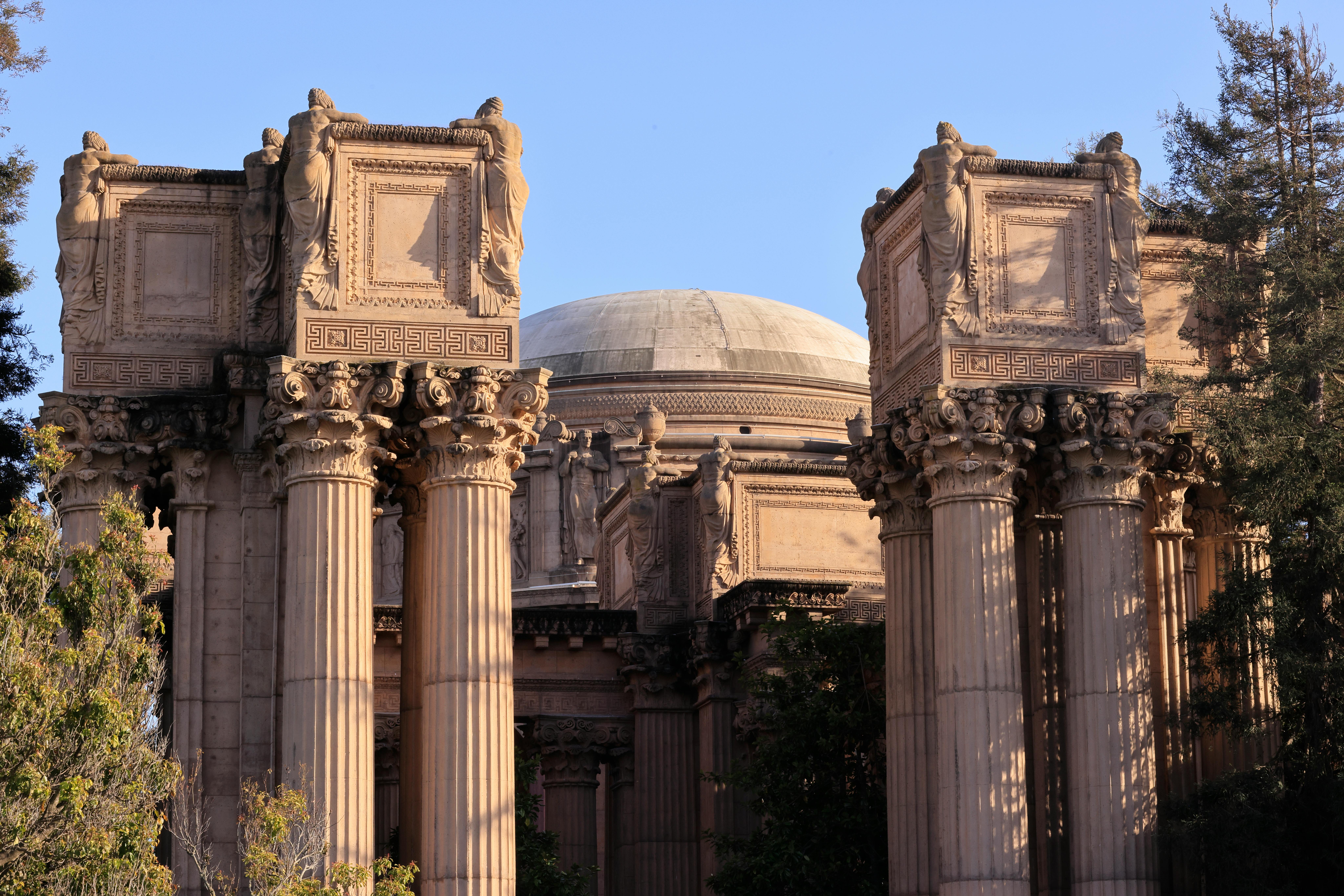 Columns at the Palace of Fine Arts · Free Stock Photo