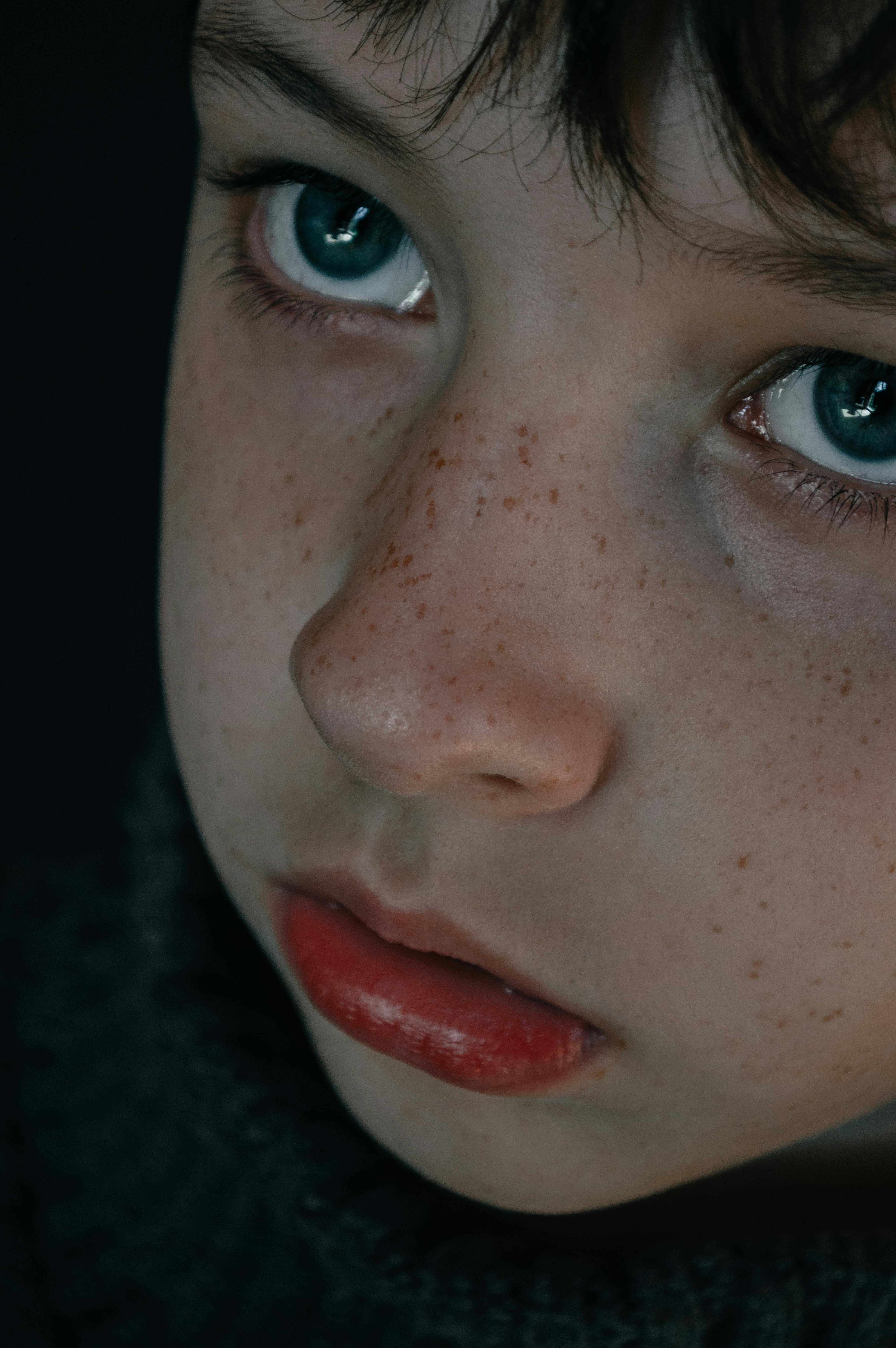 Fotografía En Primer Plano Del Rostro De Una Mujer Con Pecas · Foto de ...