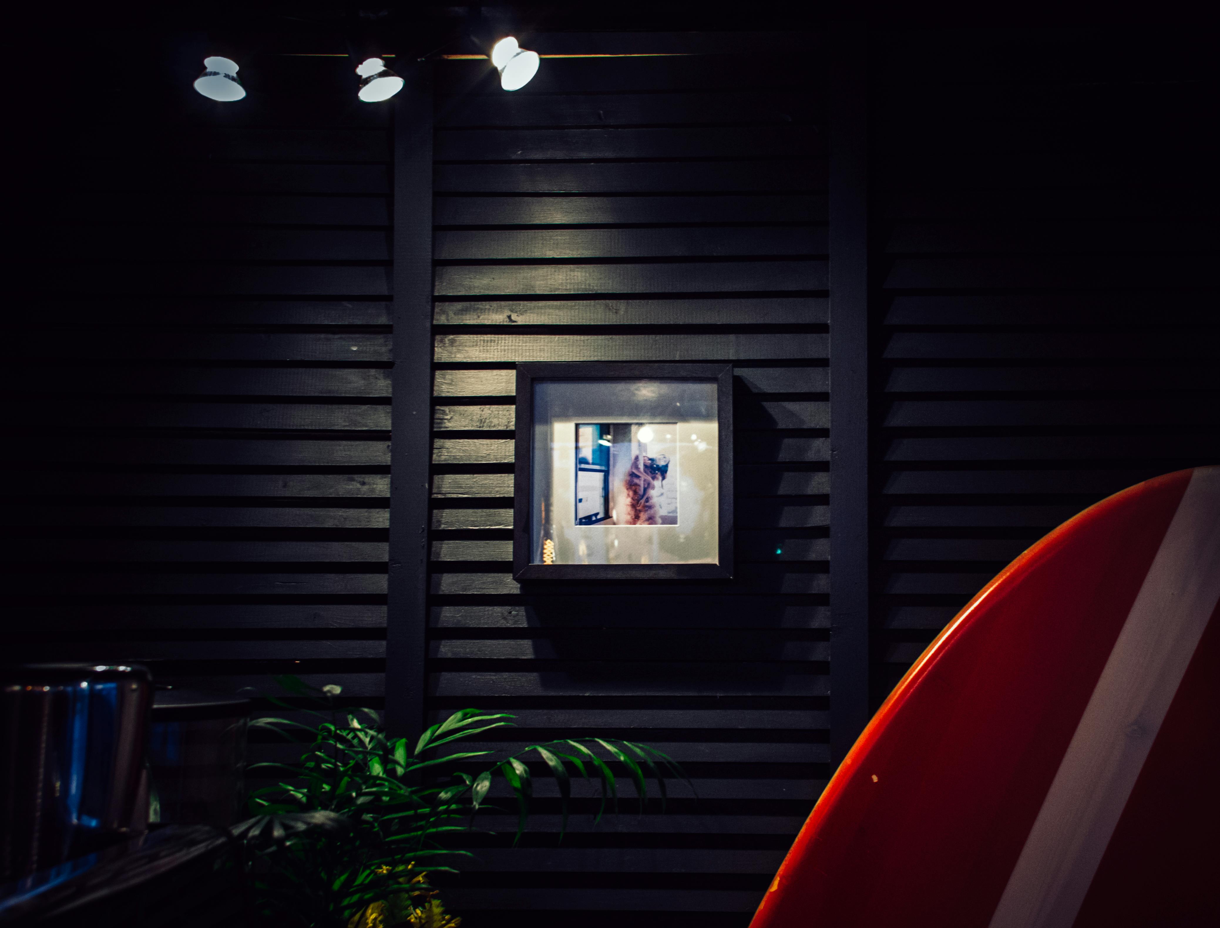 Frames On Wall With Spotlight Photos, Download The BEST Free Frames On ...