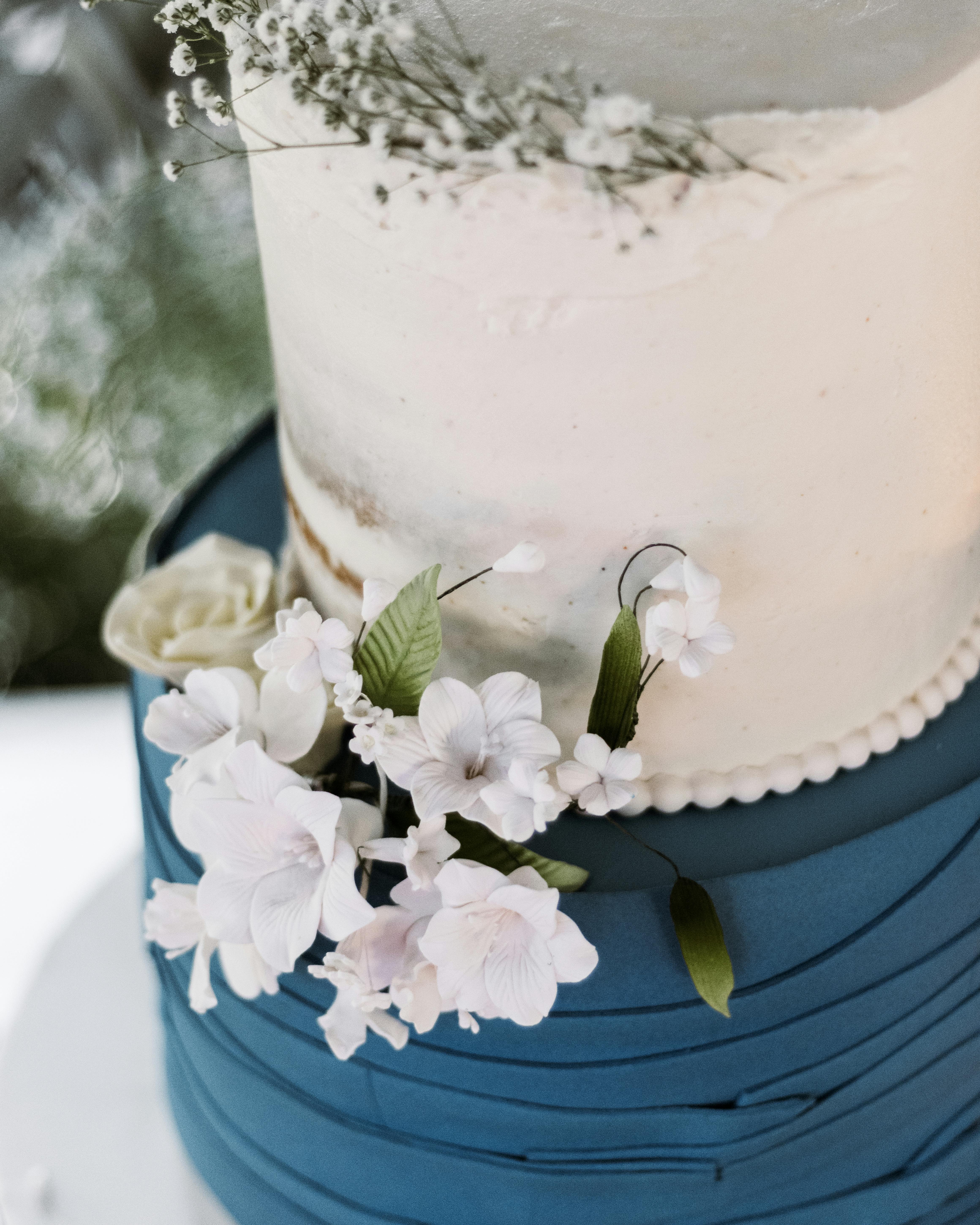 Big wedding cake on wooden slab board · Free Stock Photo