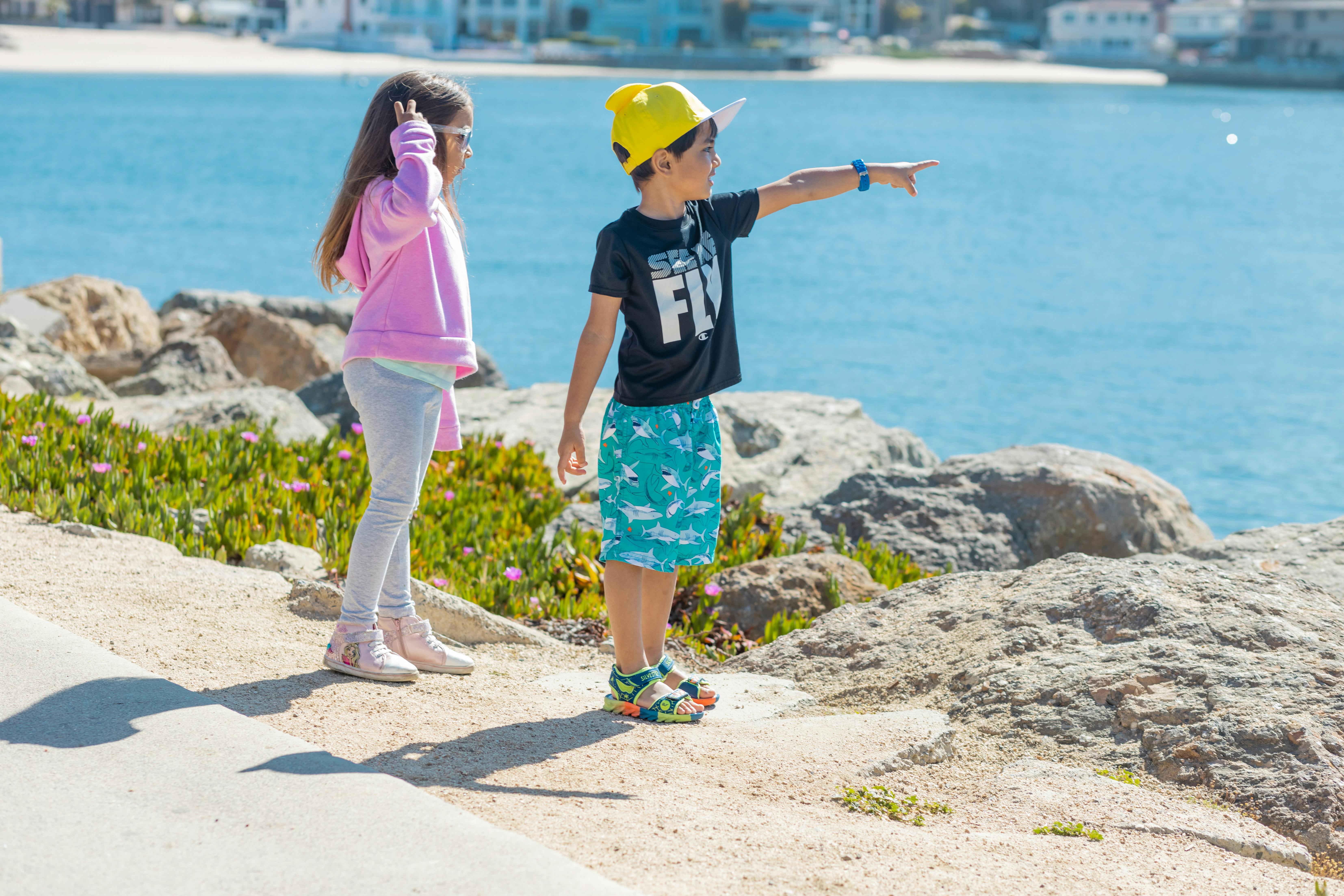 Kids Looking at the Sea · Free Stock Photo
