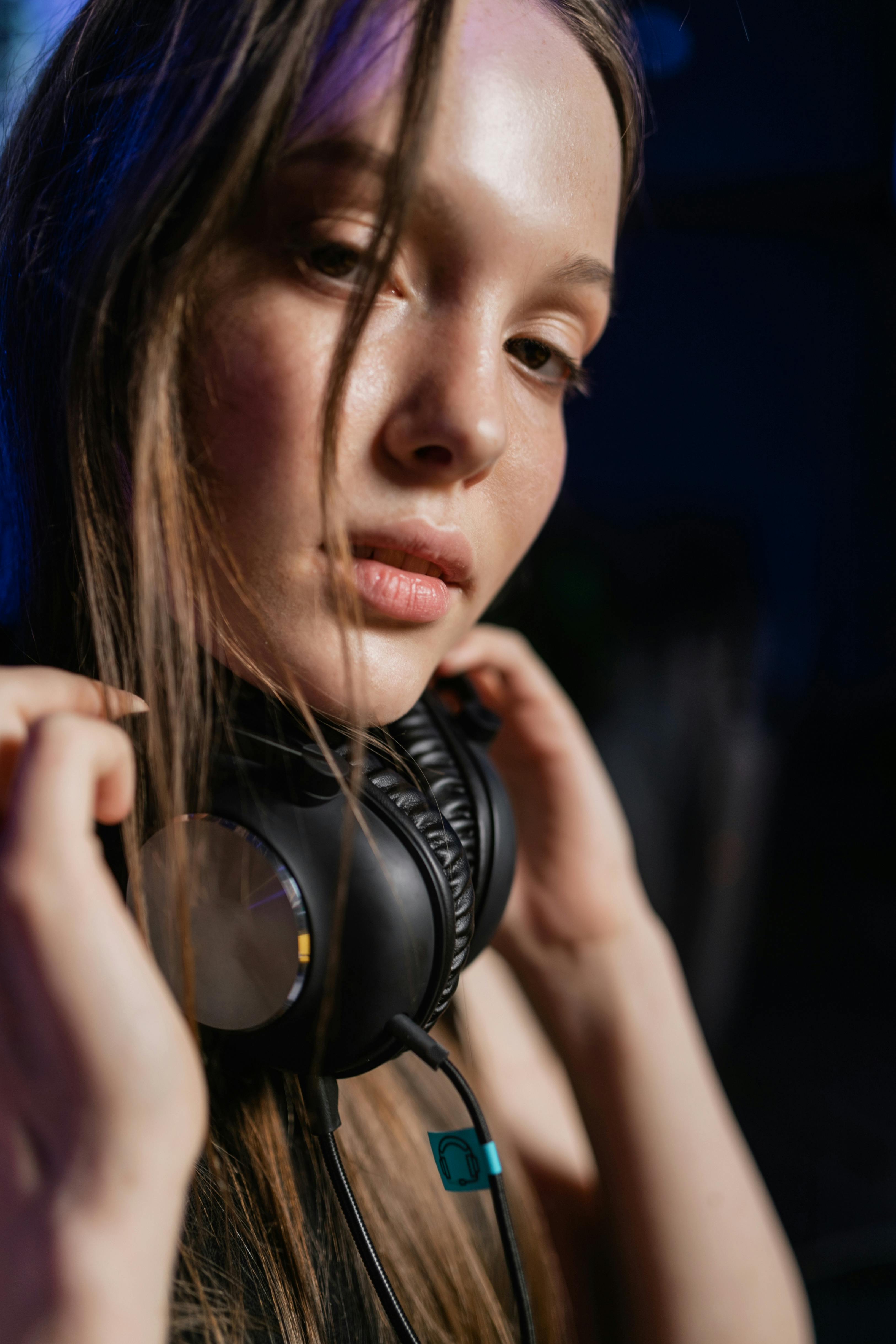 Side Face With Headphones And Dark Background Photos, Download The BEST ...