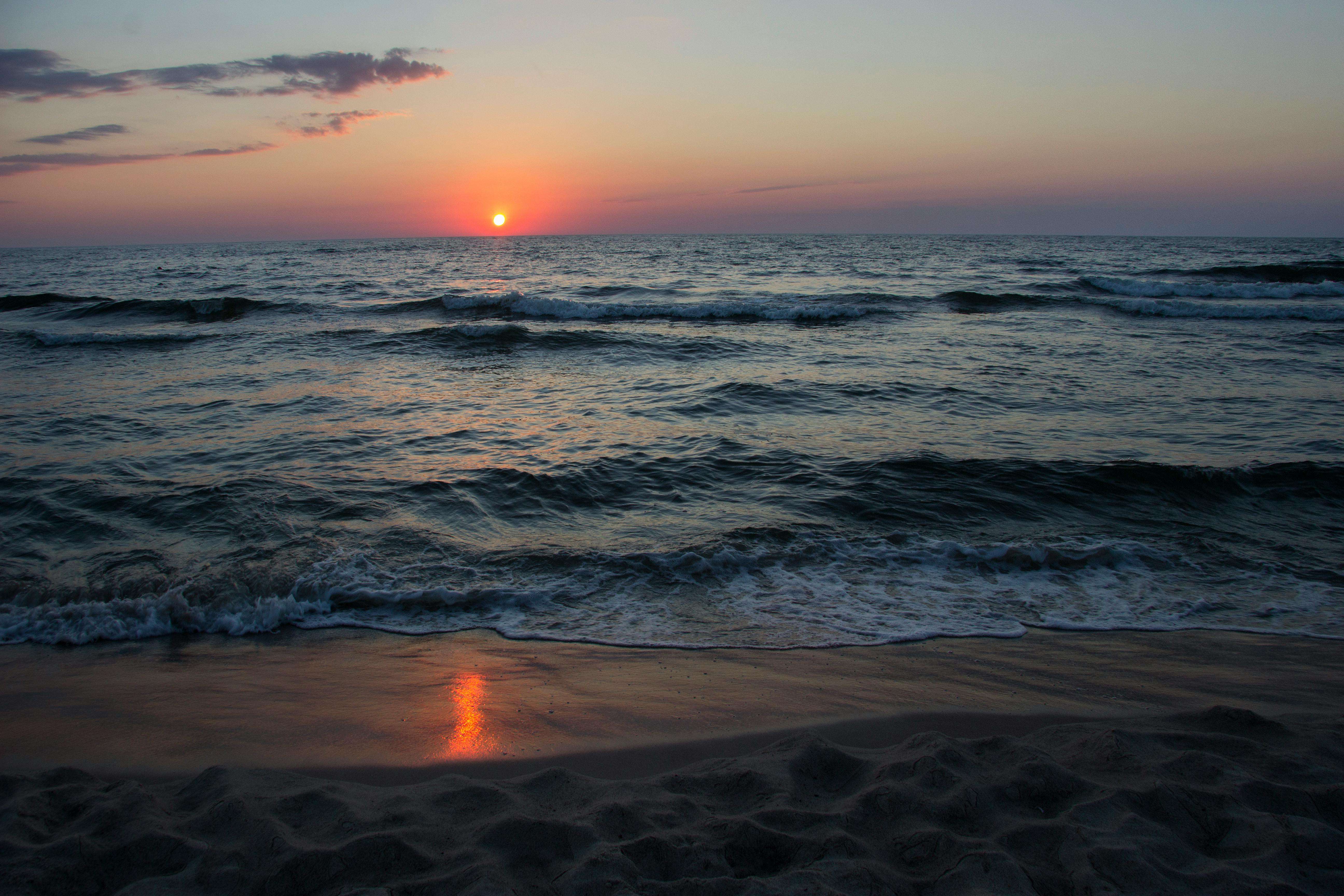 Sun Setting in Sea · Free Stock Photo