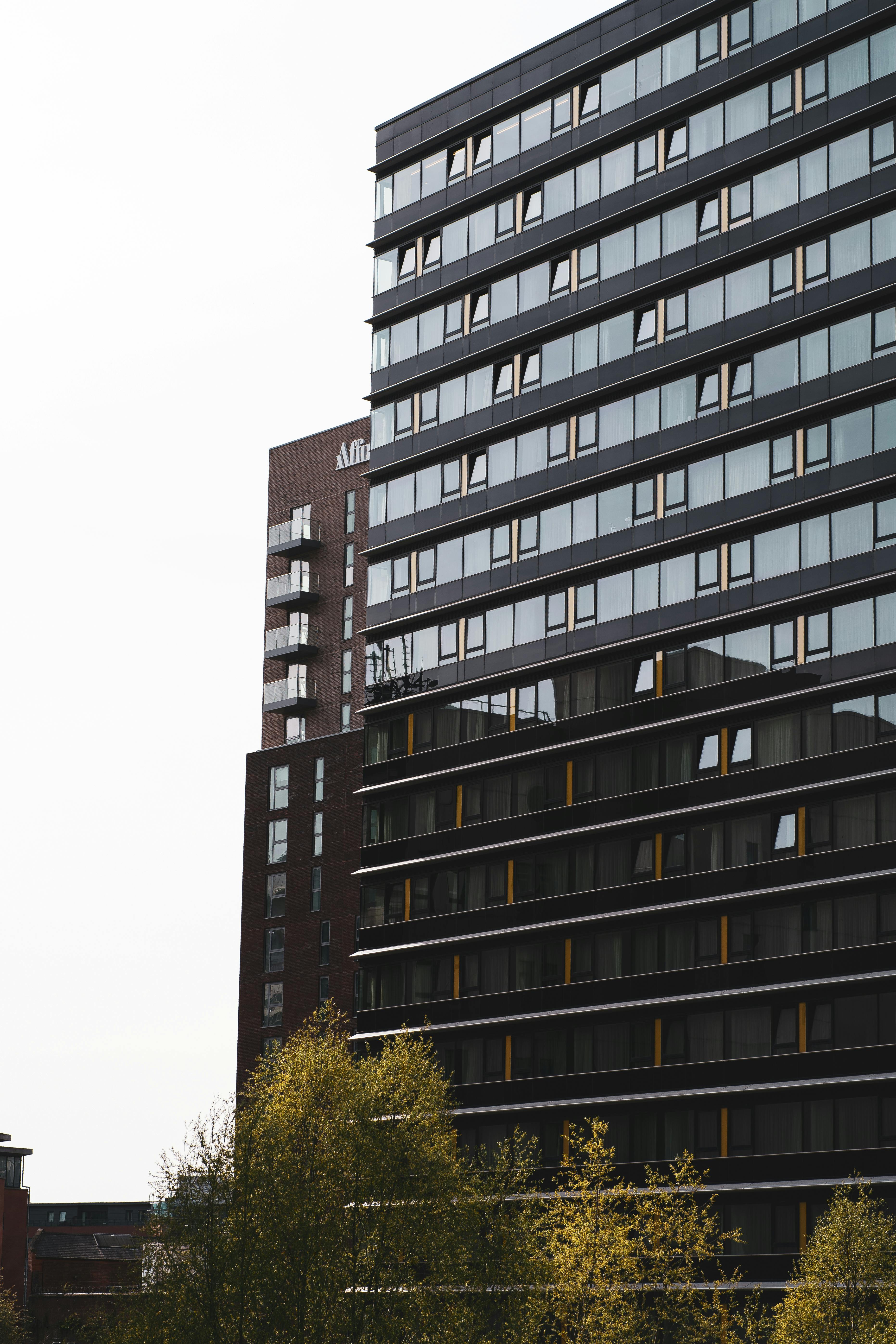 Black Concrete Building · Free Stock Photo
