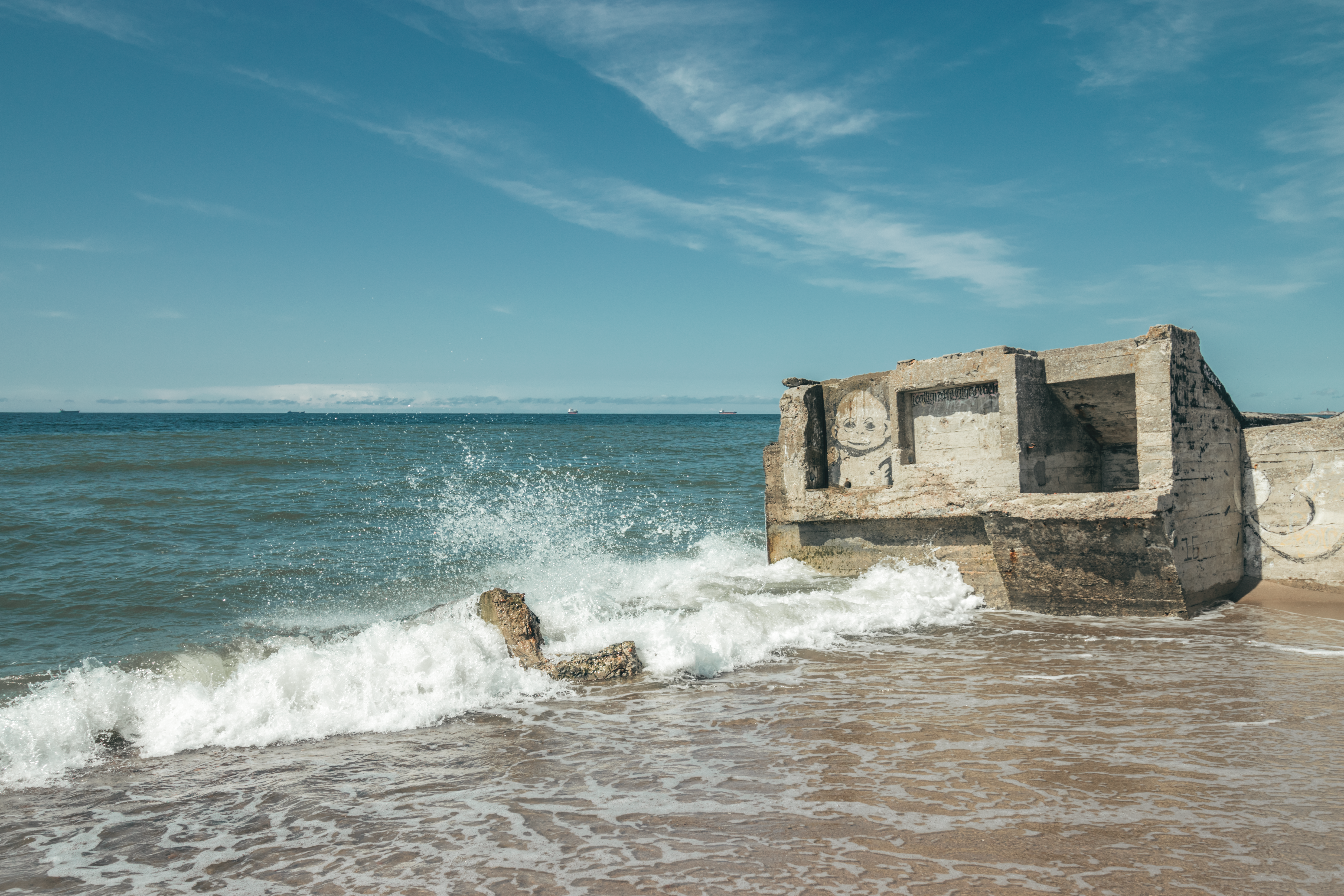 Old Concrete Structure with Murals on it on the Beach · Free Stock Photo