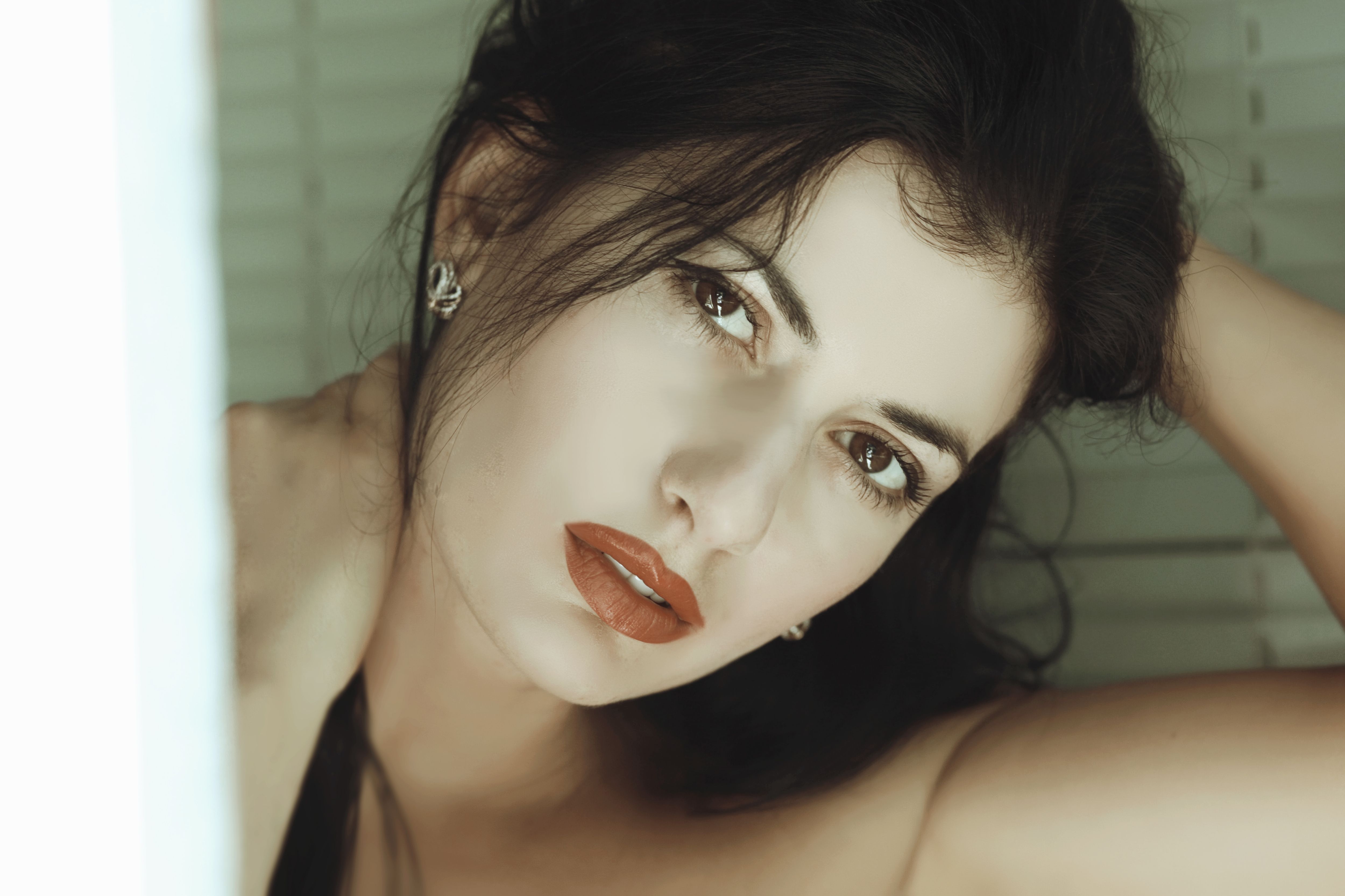 Close-Up Shot of a Beautiful Woman · Free Stock Photo