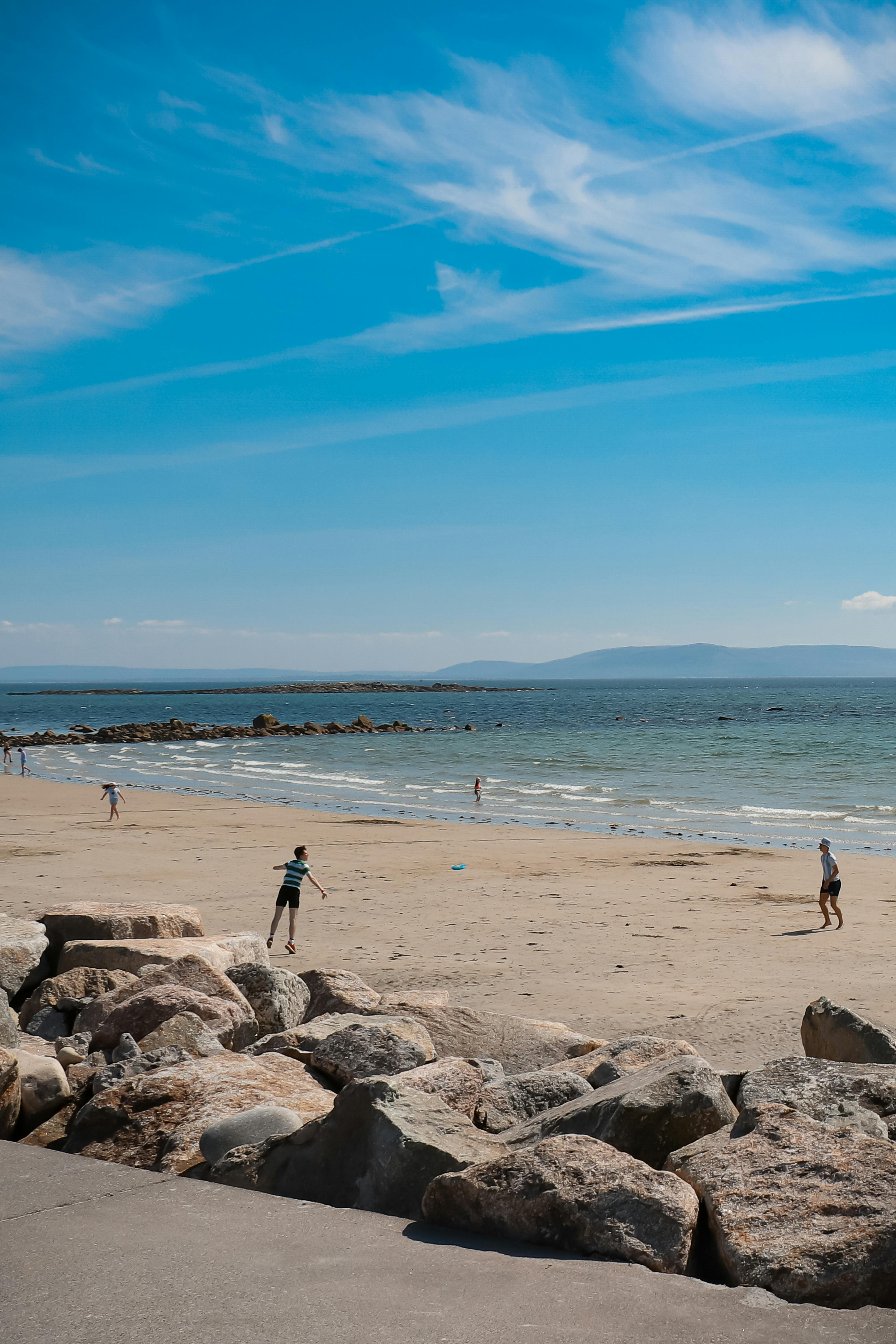 People Walking on the Beach · Free Stock Photo