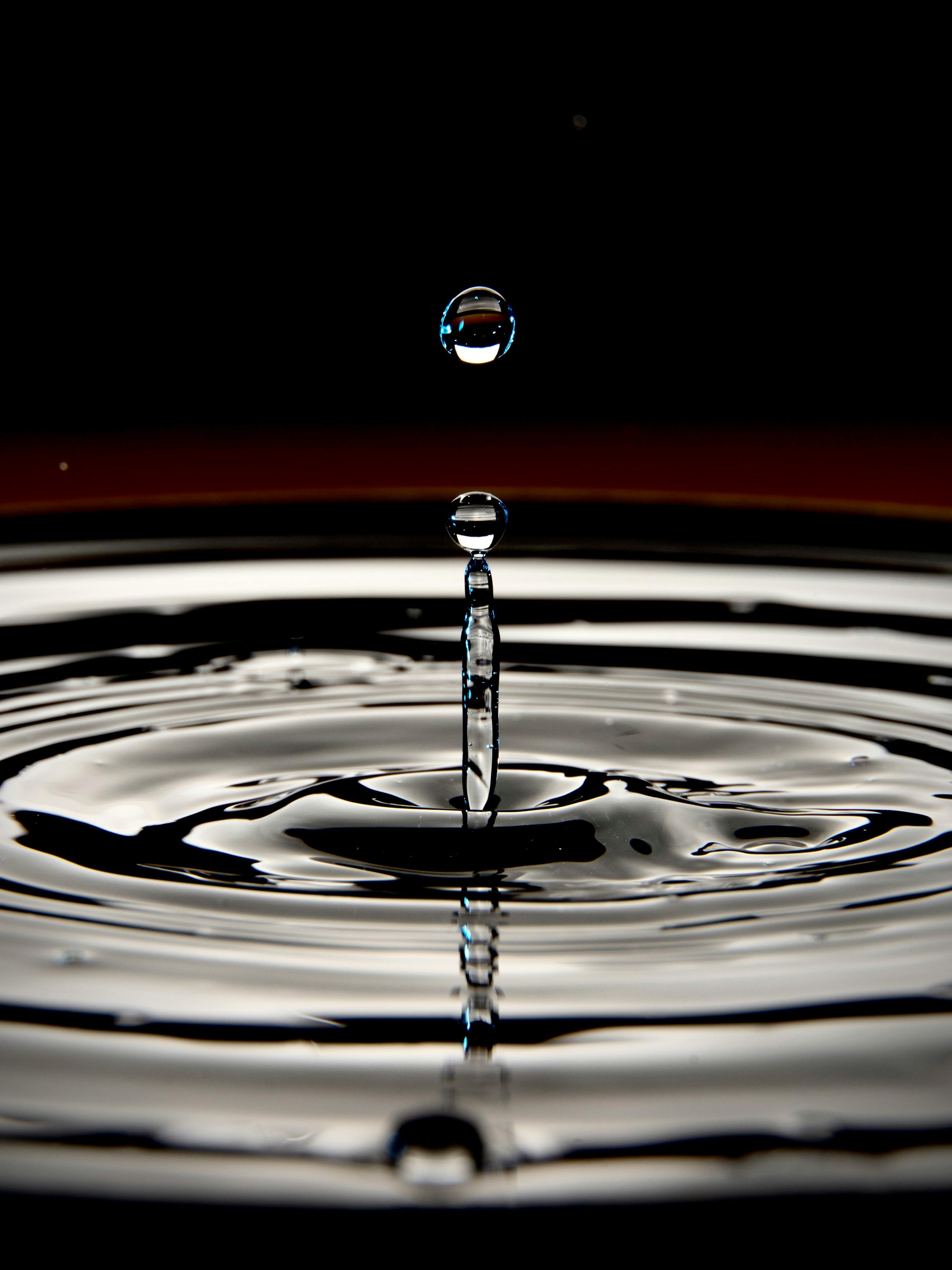 Close-Up Shot of a Water Droplet · Free Stock Photo