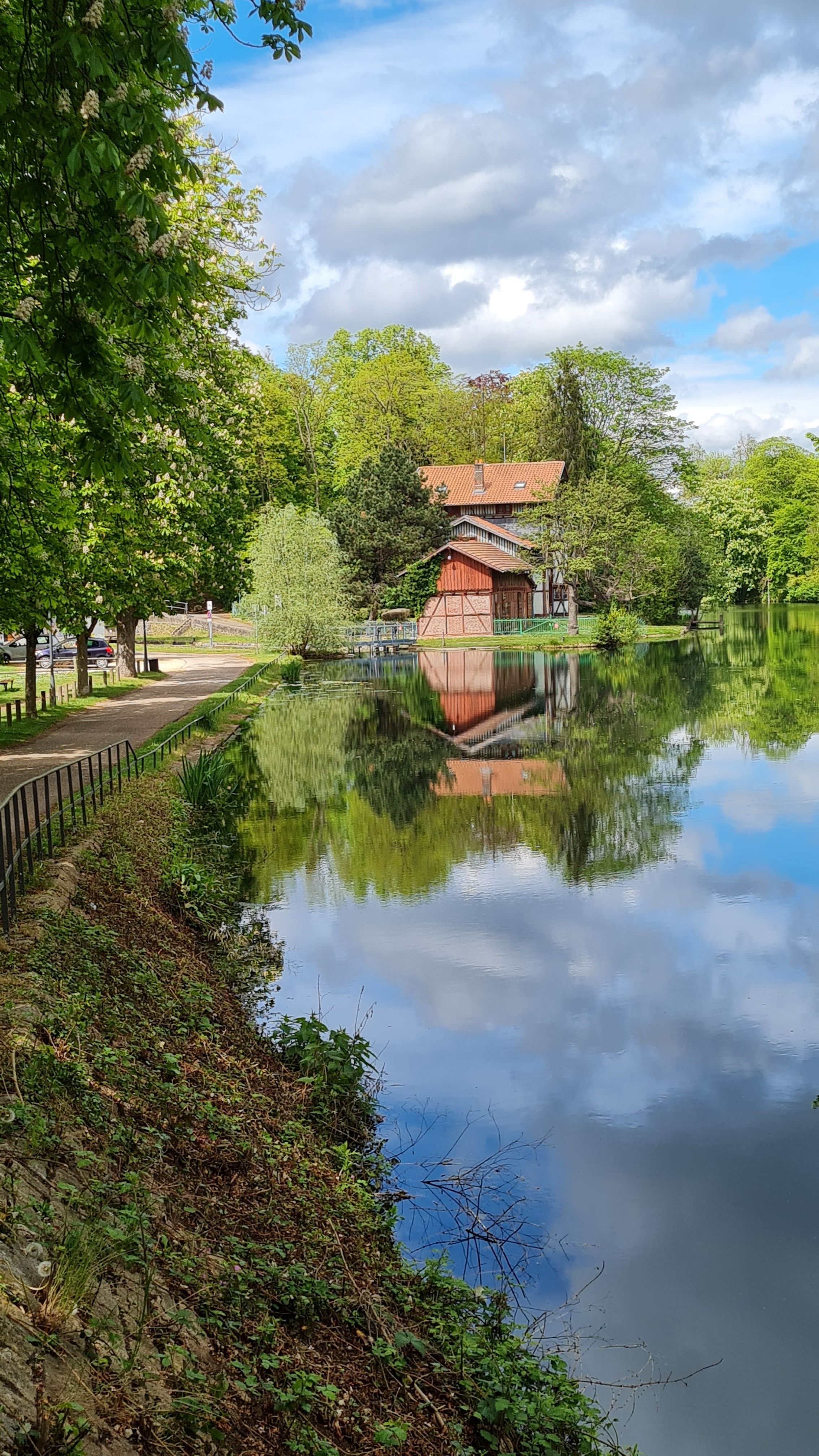 A House by the Lakeside · Free Stock Photo