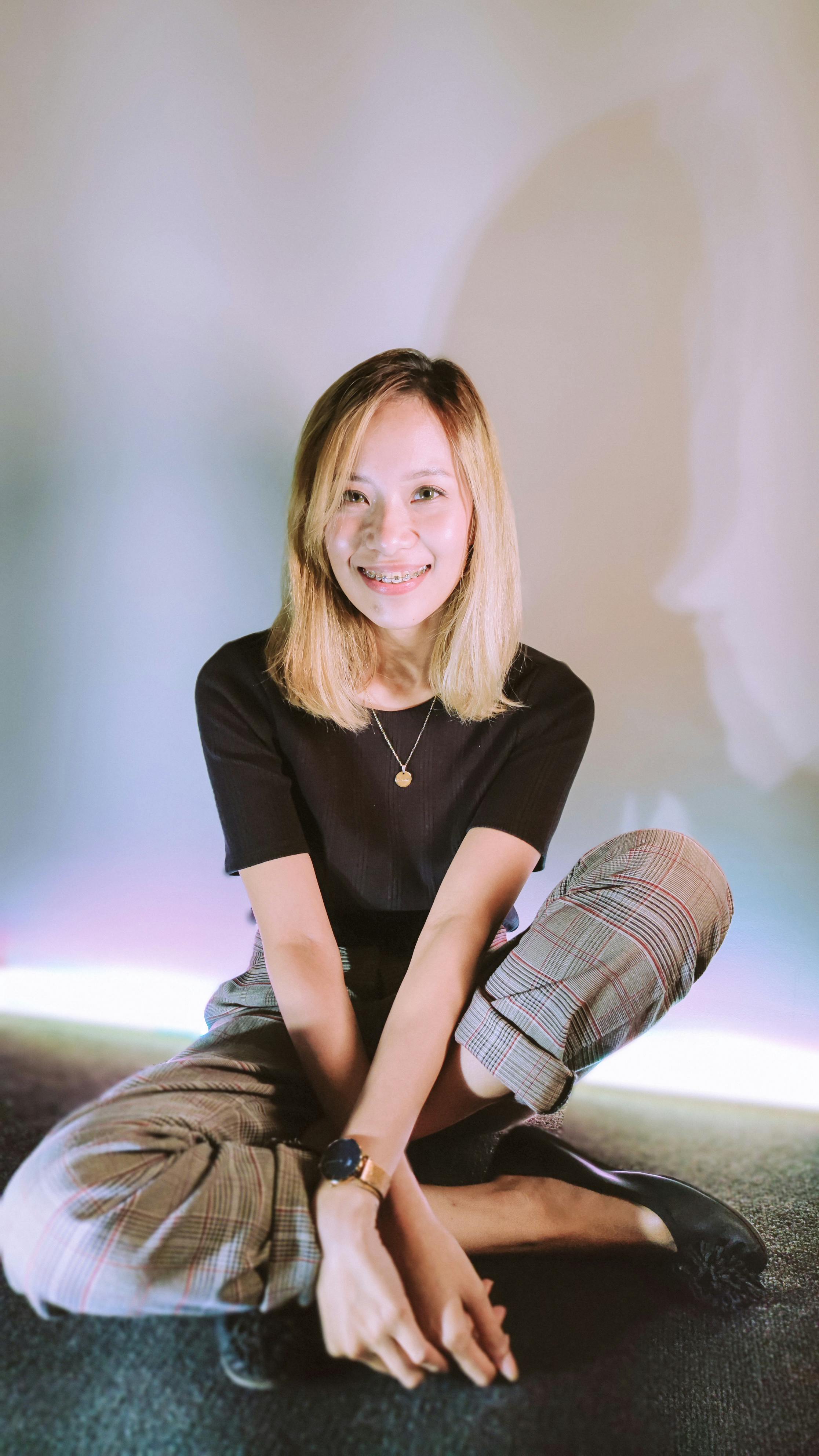 Foto de stock gratuita sobre adulto joven, ambiente luminoso, atuendo ...