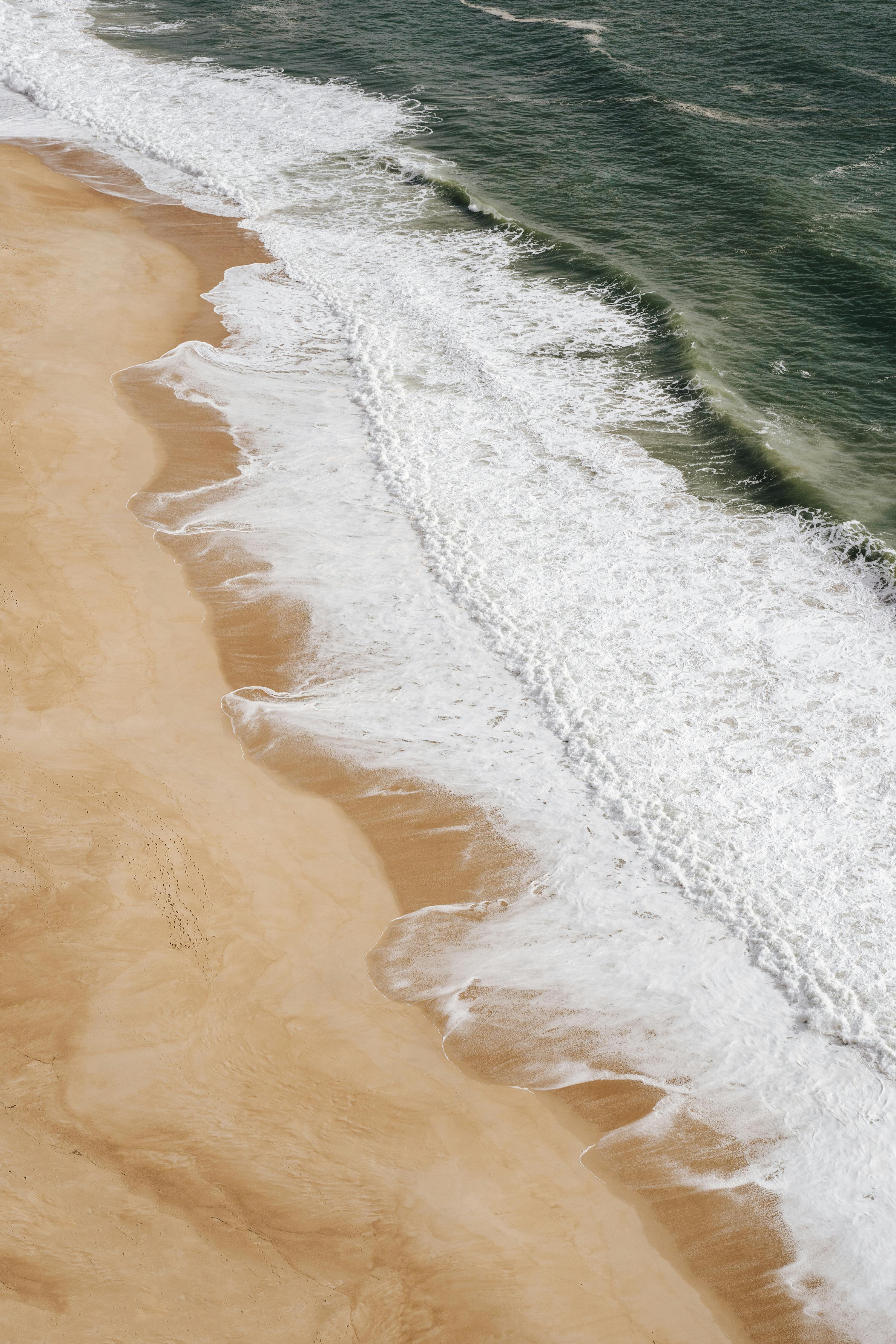 Ocean Waves Crashing on the Shore · Free Stock Photo