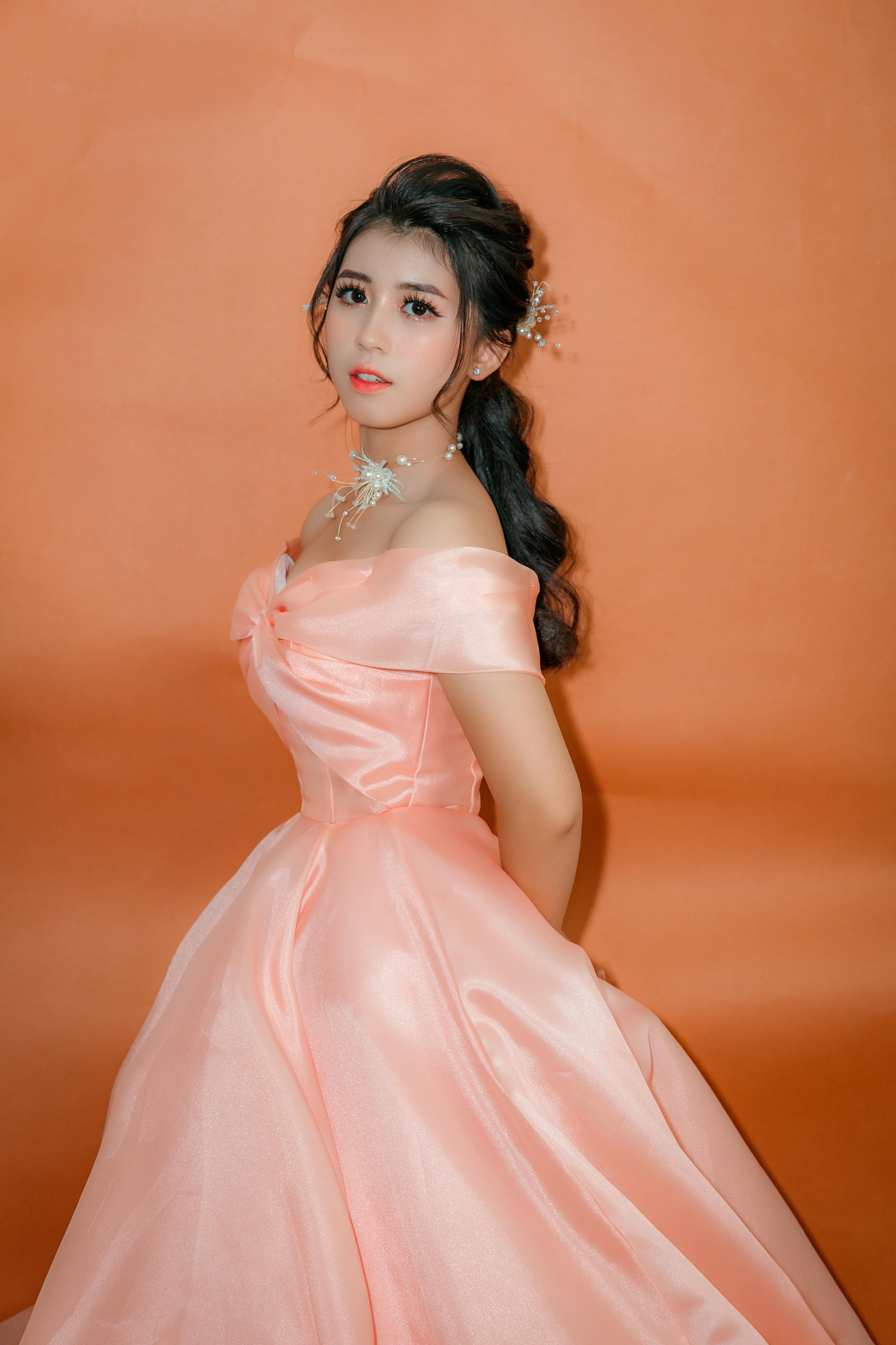 Woman in Dress · Free Stock Photo