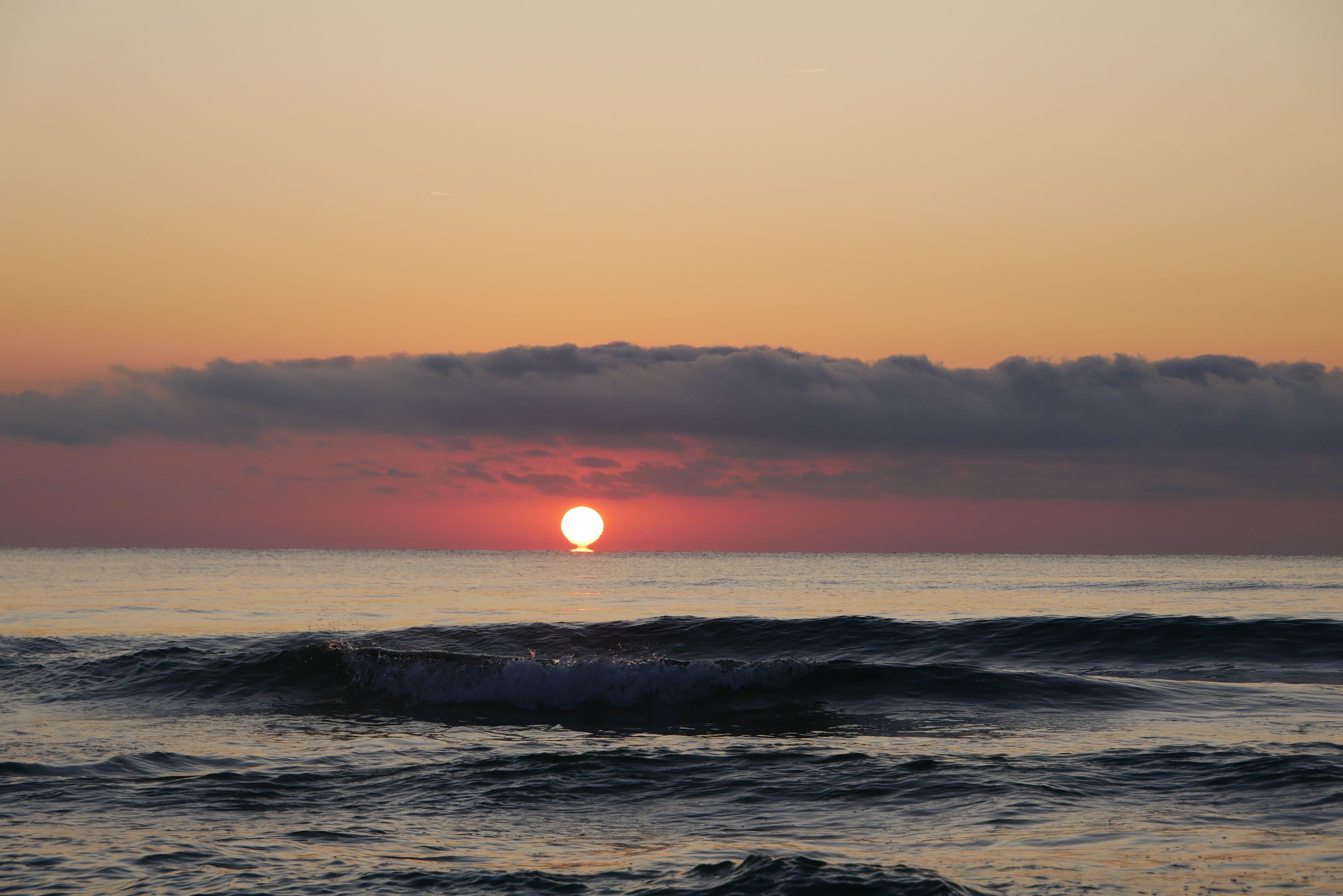 A Beautiful Sun Setting Over the Ocean · Free Stock Photo