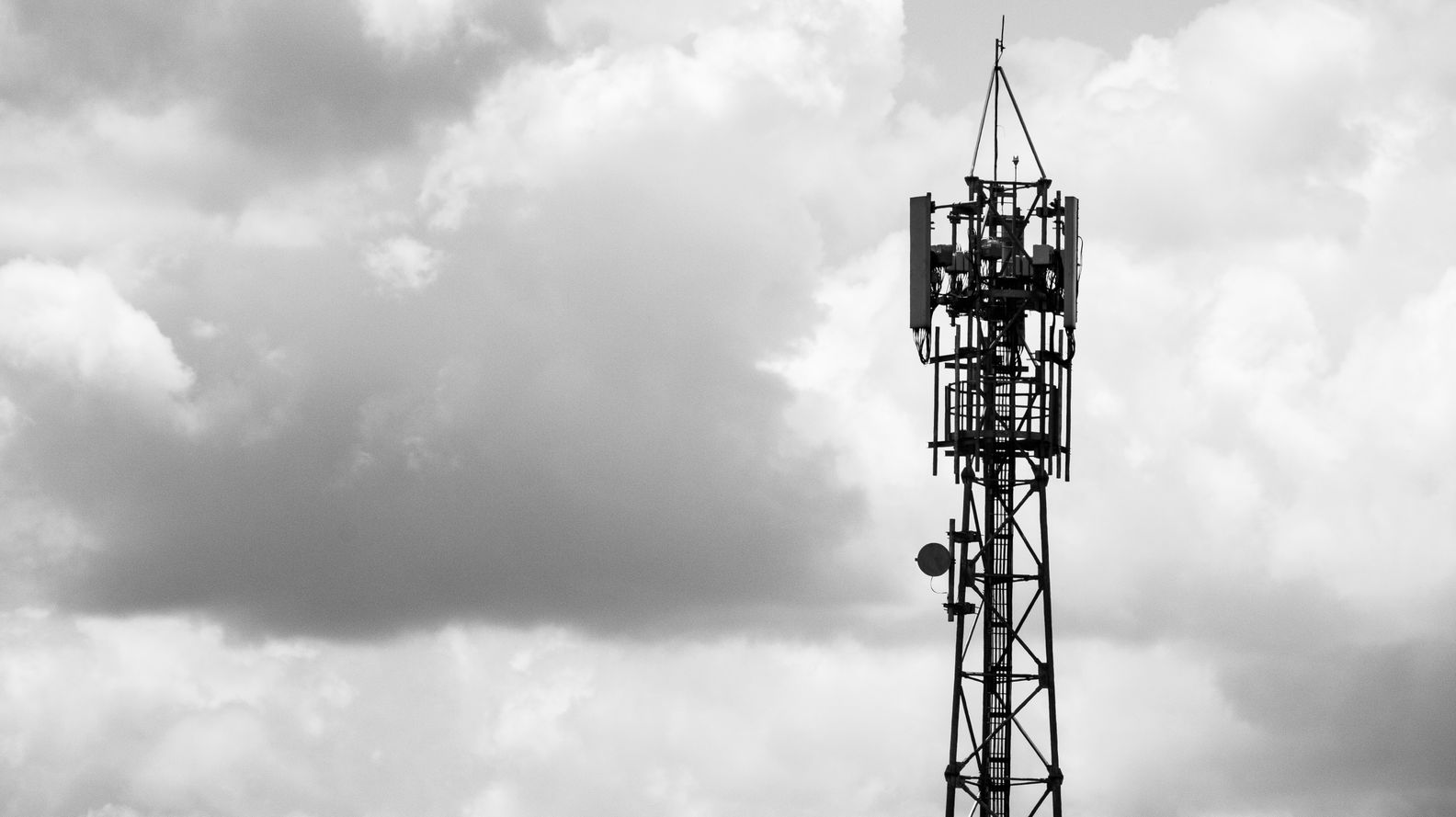 Telephone vs Cell Phone: Which Is Better for Your Needs?