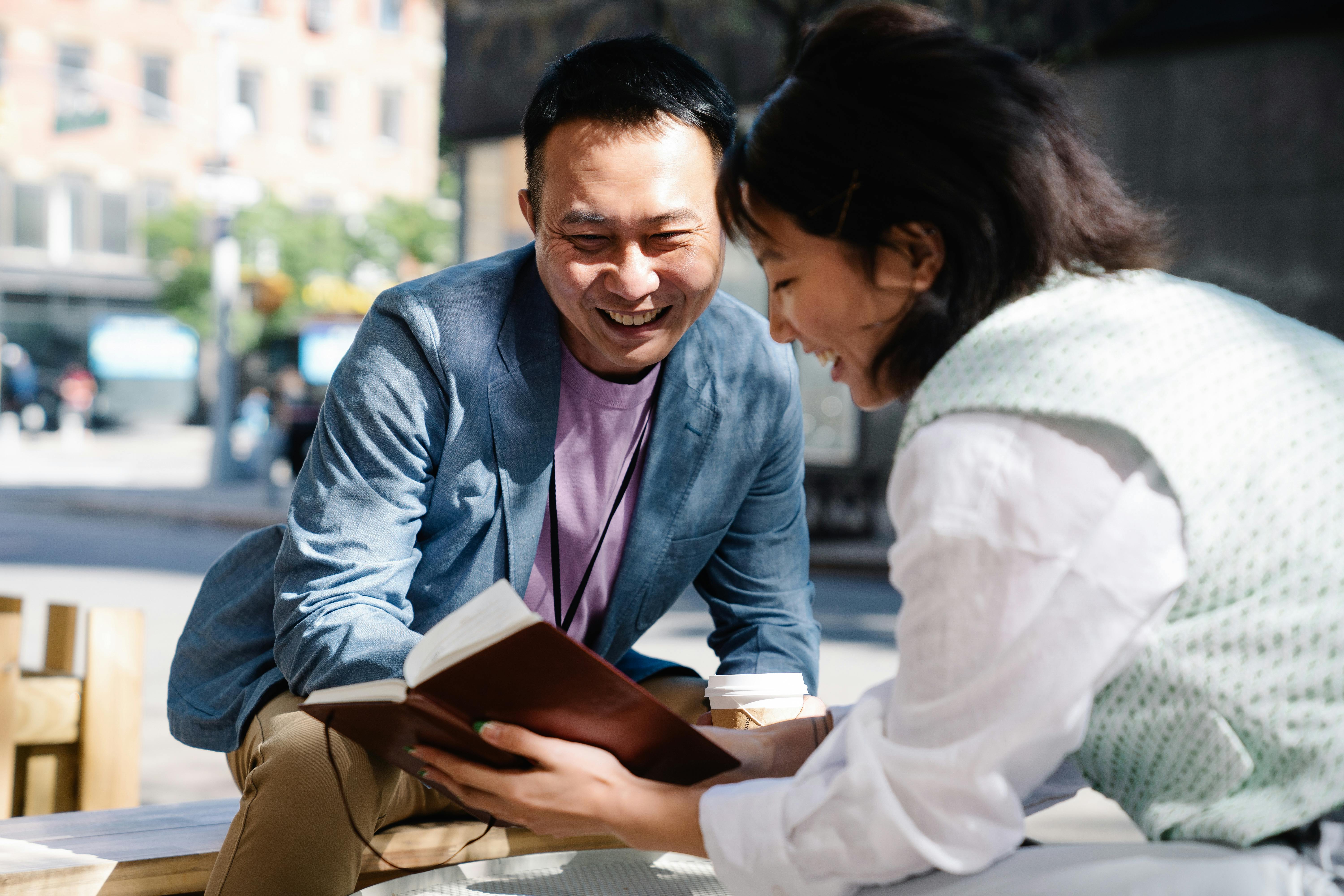 Two People having a Discussion · Free Stock Photo