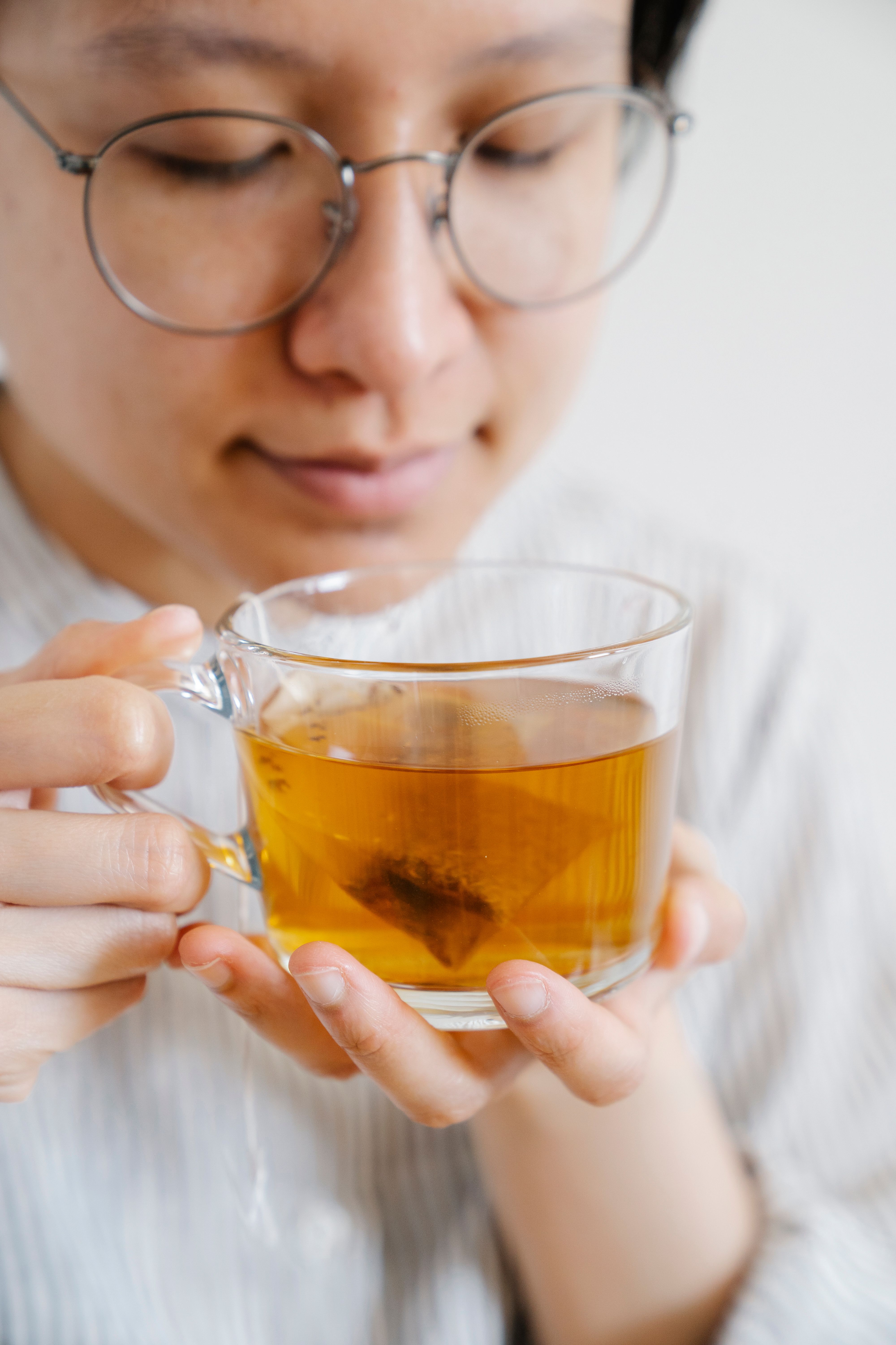 Woman Holding Tea Bag Photos, Download The BEST Free Woman Holding Tea ...