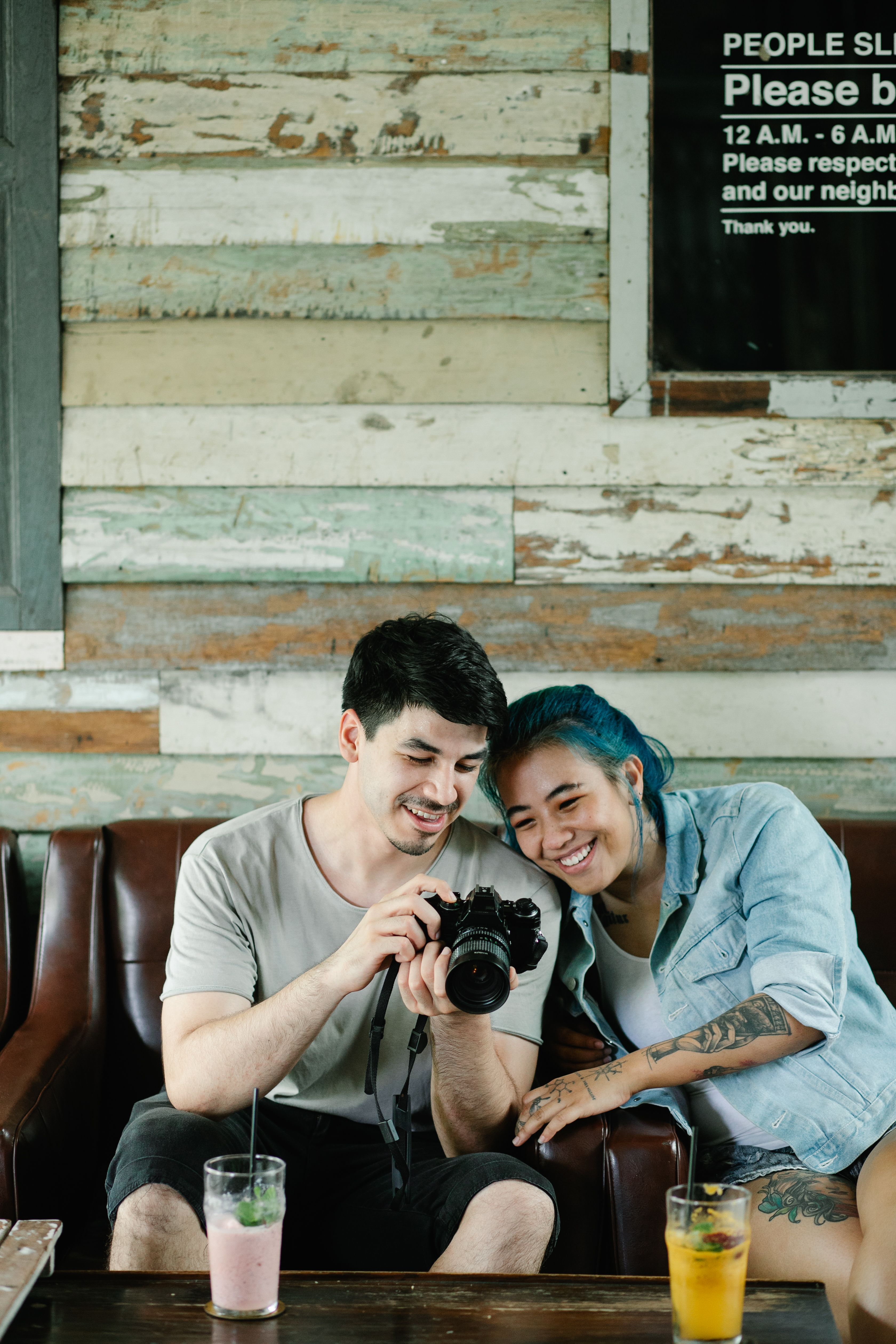 Man Showing Woman Photos on his Camera · Free Stock Photo