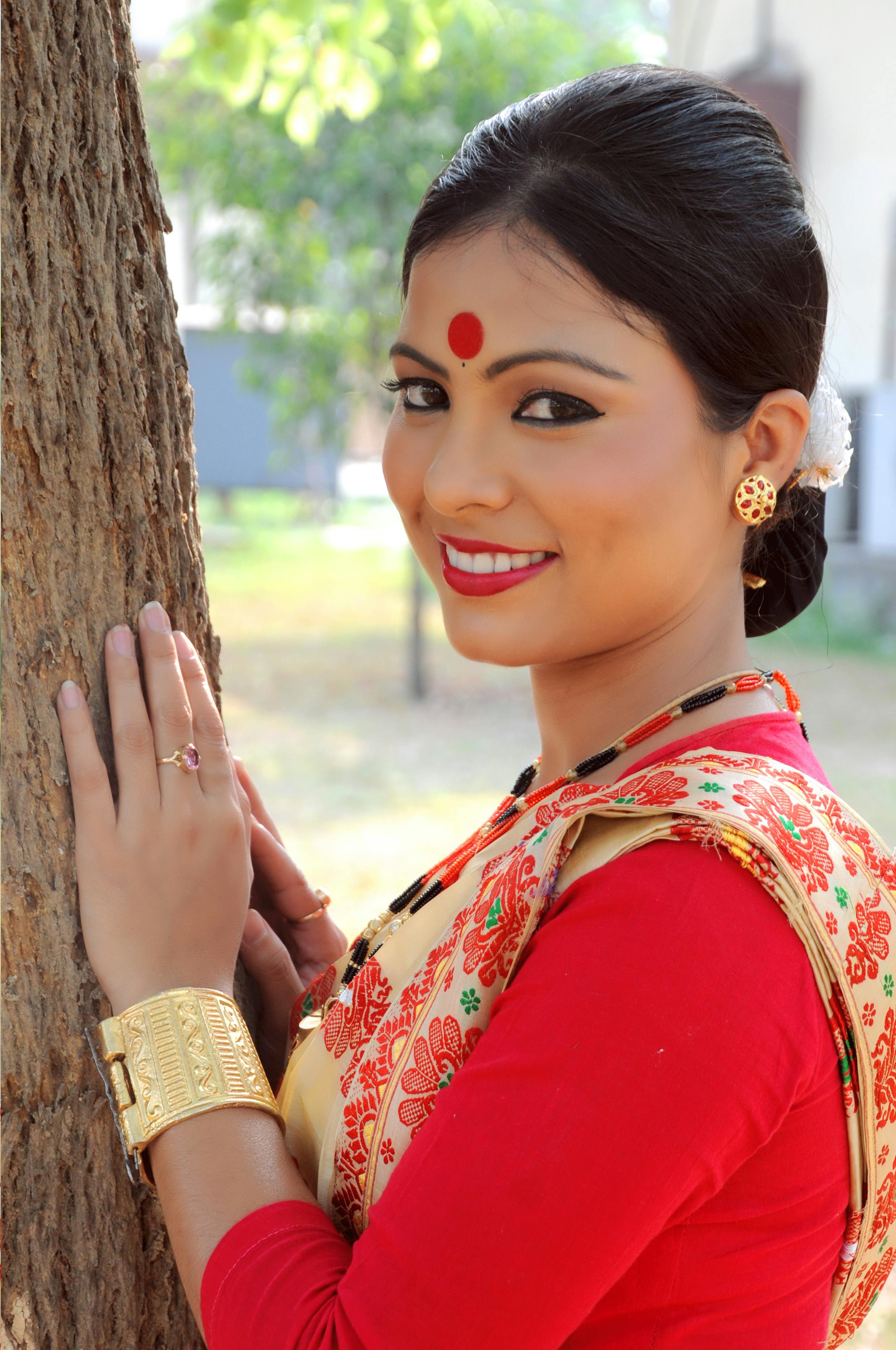 Close-Up Shot of a Pretty Woman in Green Saree · Free Stock Photo