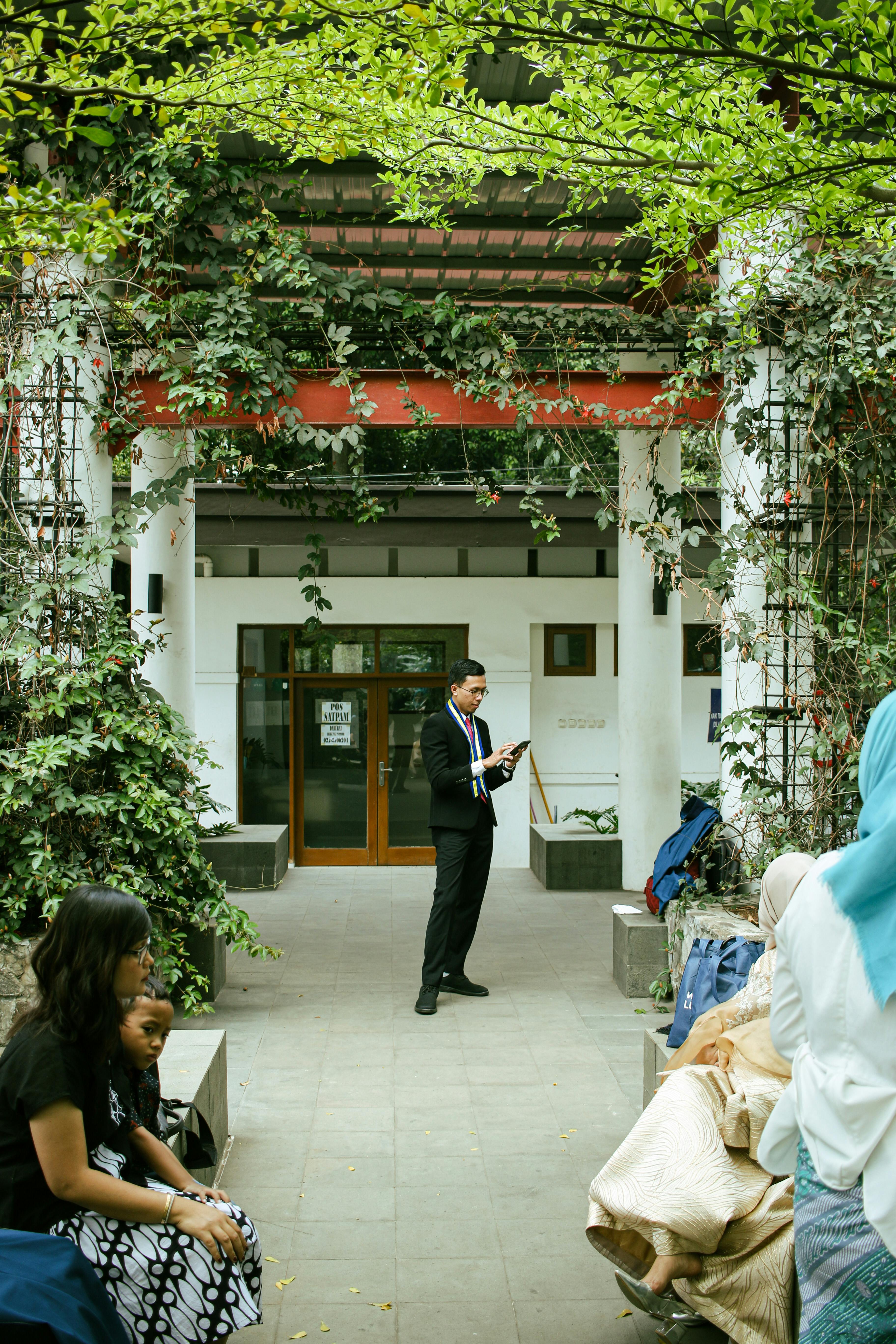 People on the Building Facade · Free Stock Photo