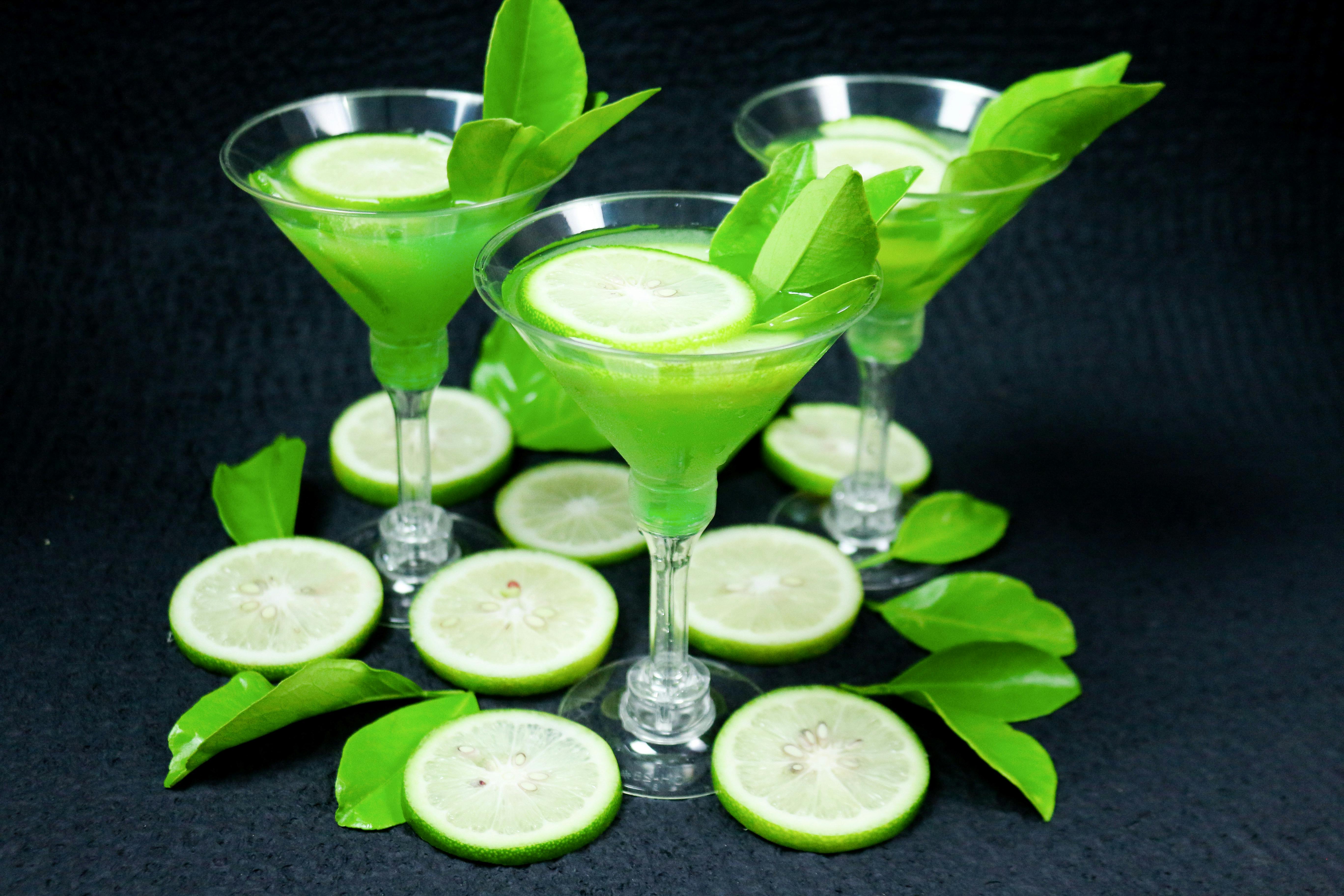 Cocktail Drinks with Sliced Lime · Free Stock Photo