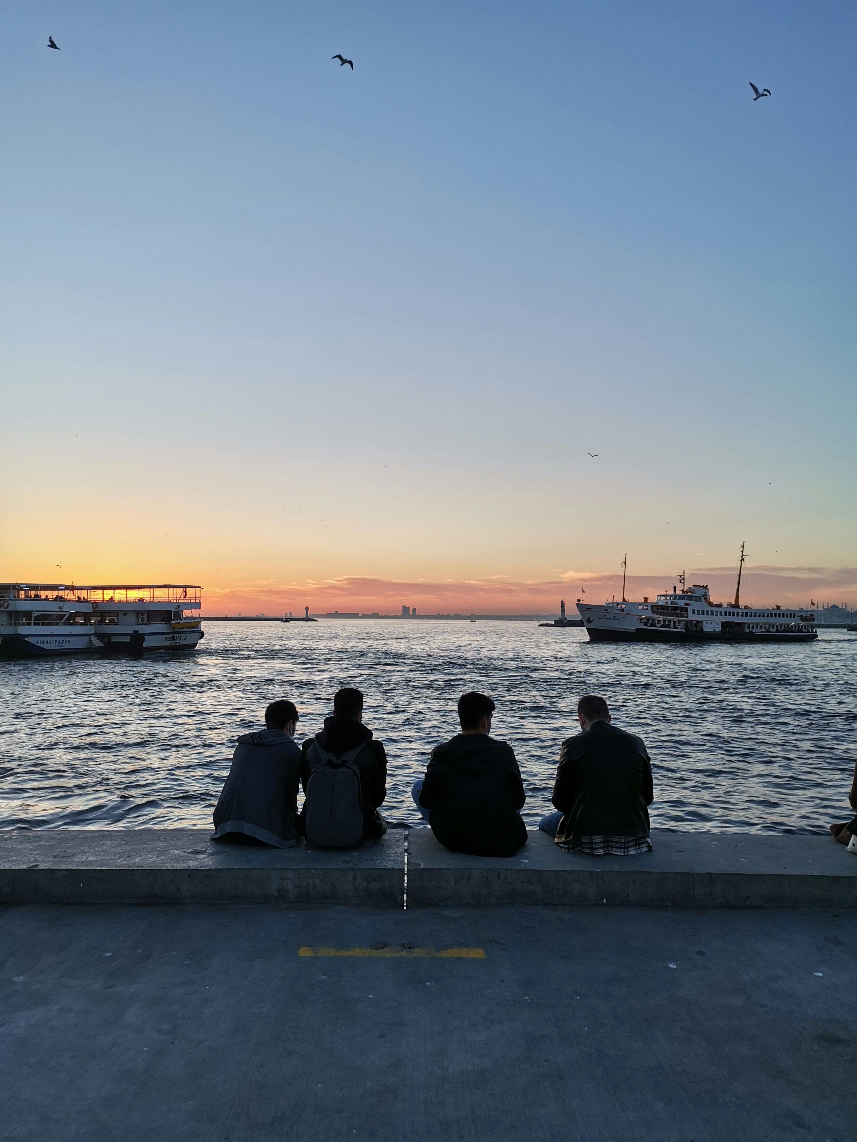 People on Raft near Rocks · Free Stock Photo