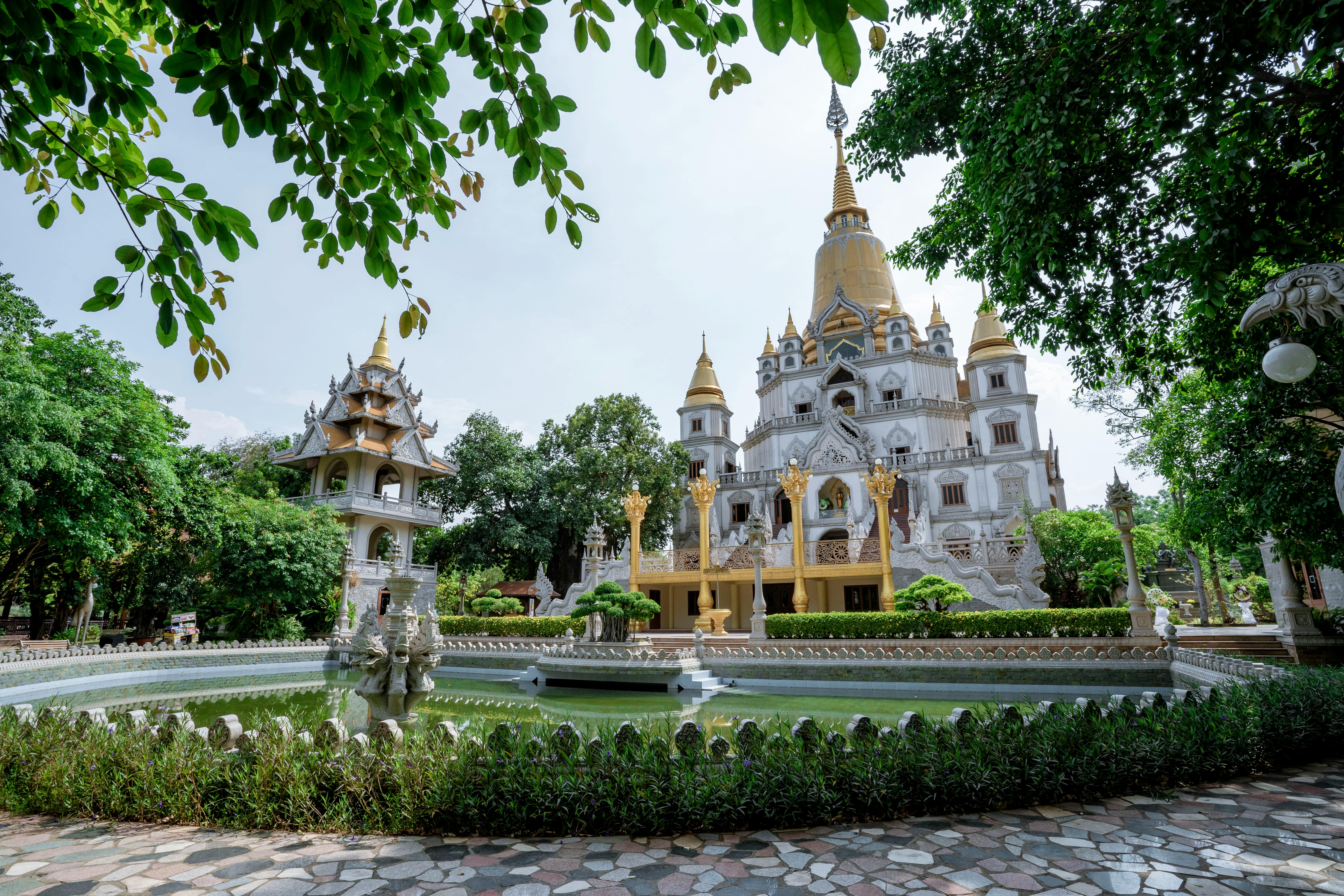 White Sky over Buu Long Buddhist Temple · Free Stock Photo