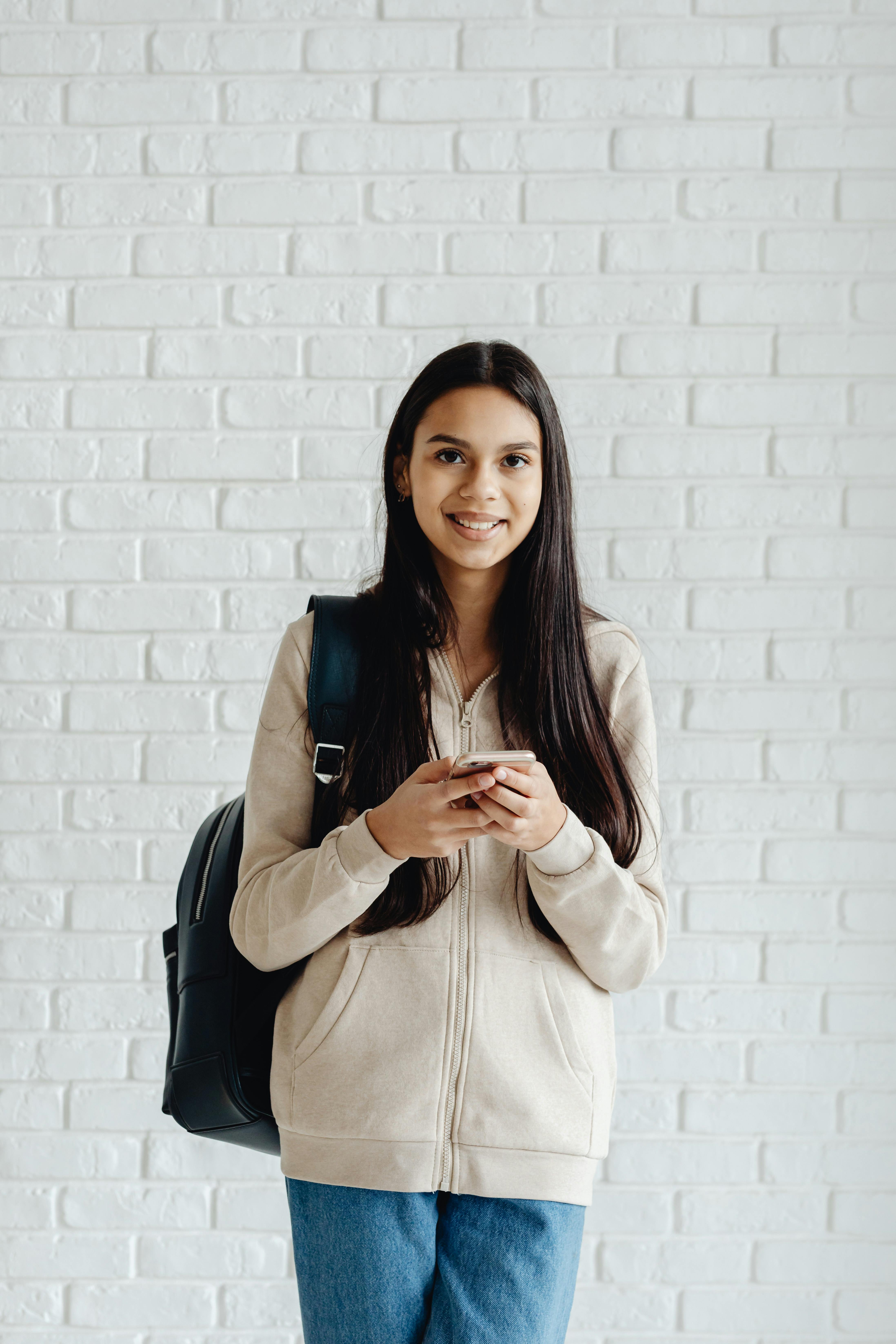 Lady Holding Phone Photos, Download The BEST Free Lady Holding Phone ...