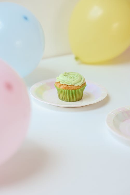 White Icing-covered Cupcake on Plate · Free Stock Photo White Icing-covered Cupcake on Plate · Free Stock Photo