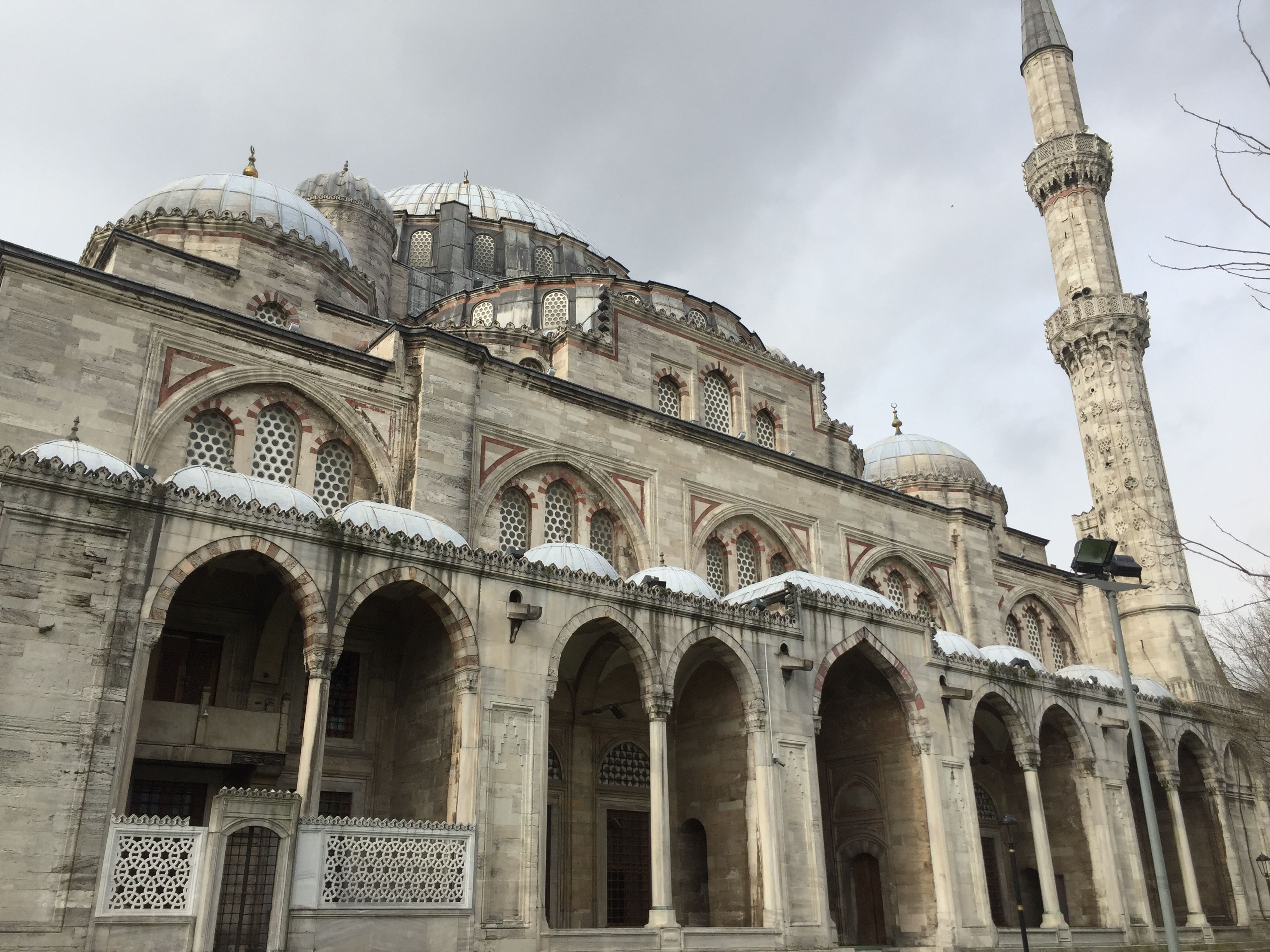 Arch with a View of the Minaret · Free Stock Photo