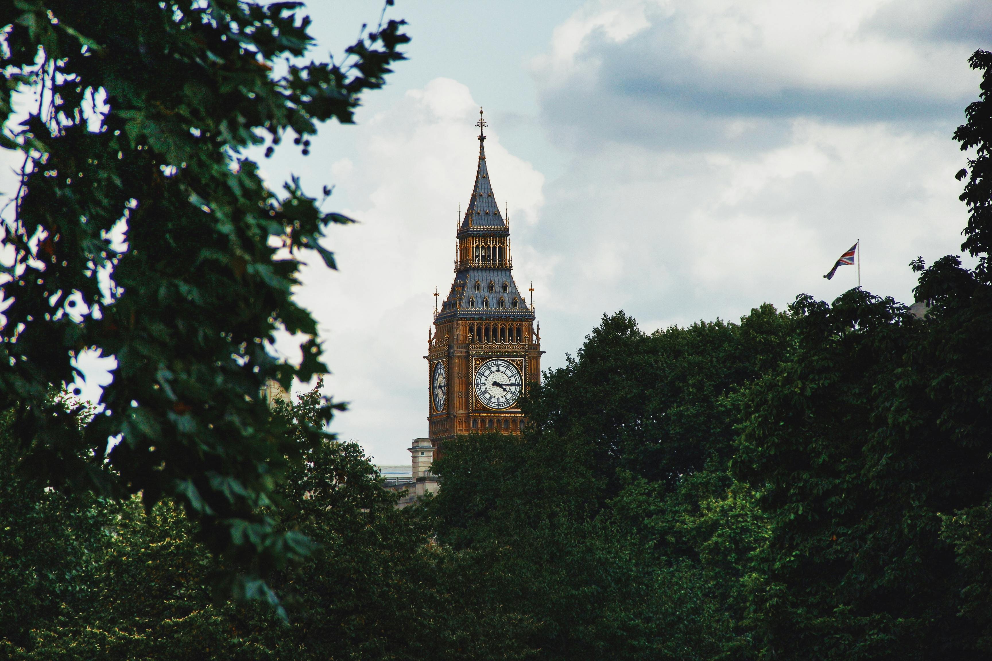 Big Ben Structure Near White Concrete Structure · Free Stock Photo