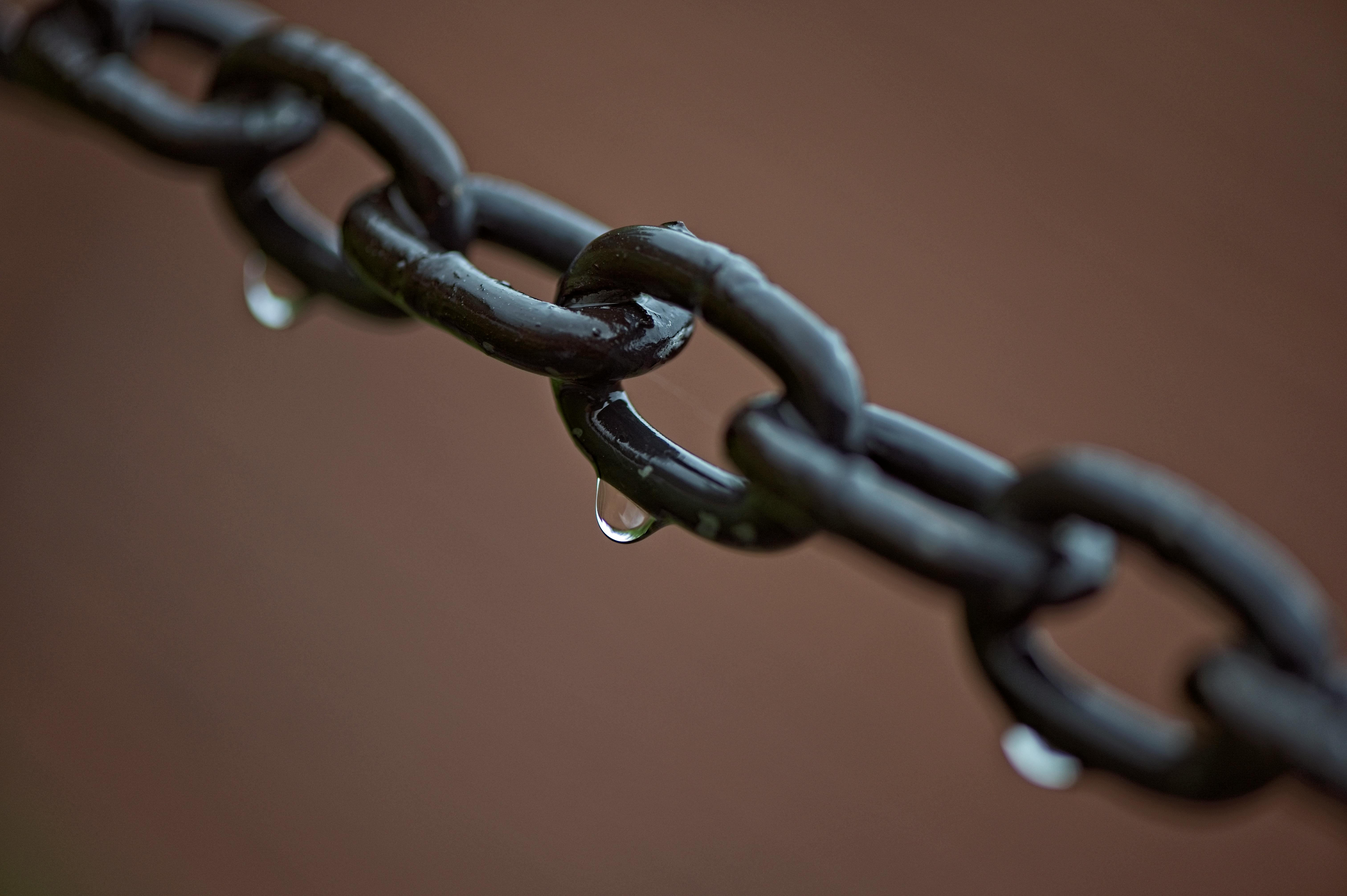 Selective Focus Photo of Black Metal Chain · Free Stock Photo