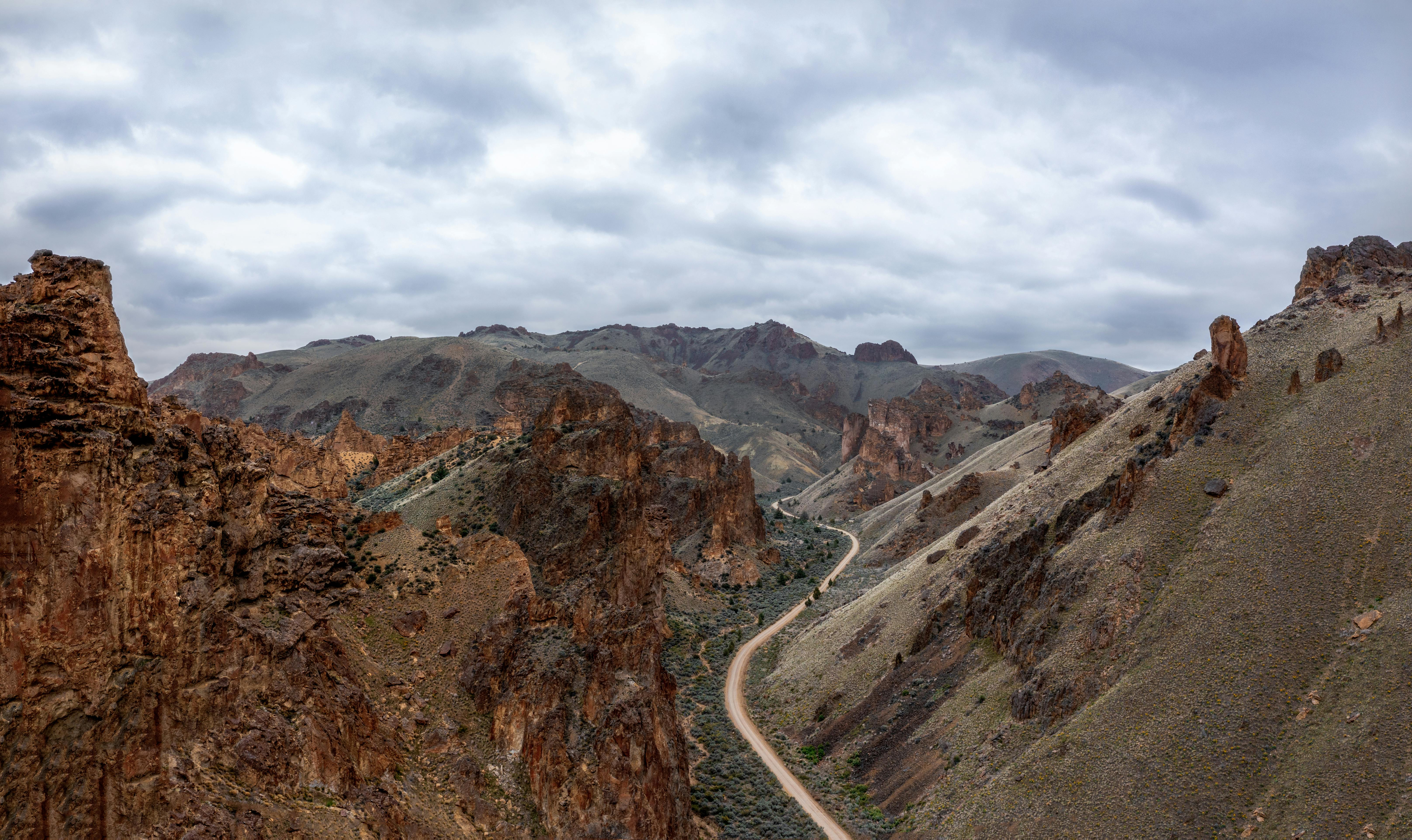 Narrow roadway in mountainous terrain · Free Stock Photo
