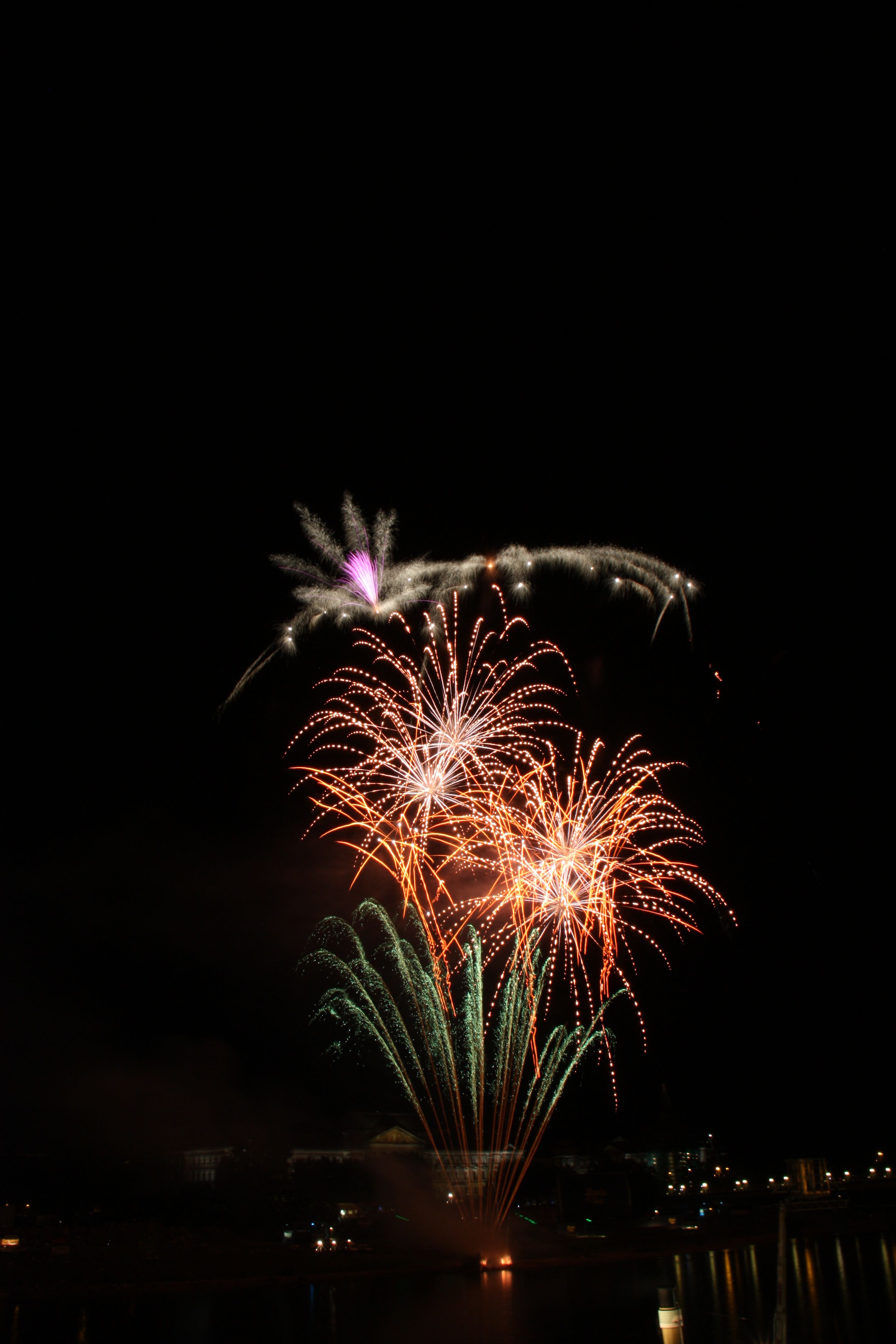 Fireworks in the Night Sky · Free Stock Photo