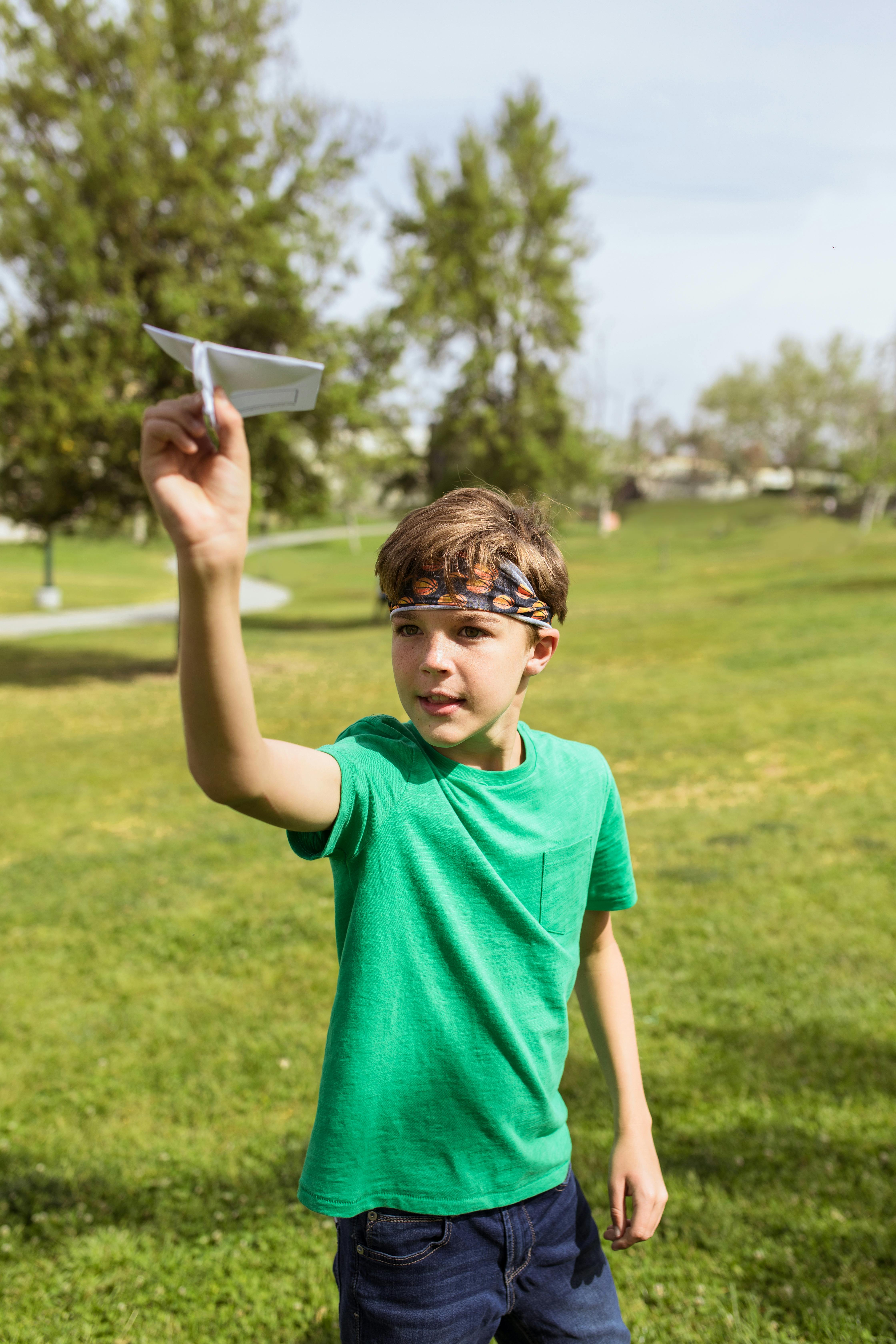 Boy With Plane Background Photos, Download The BEST Free Boy With Plane ...