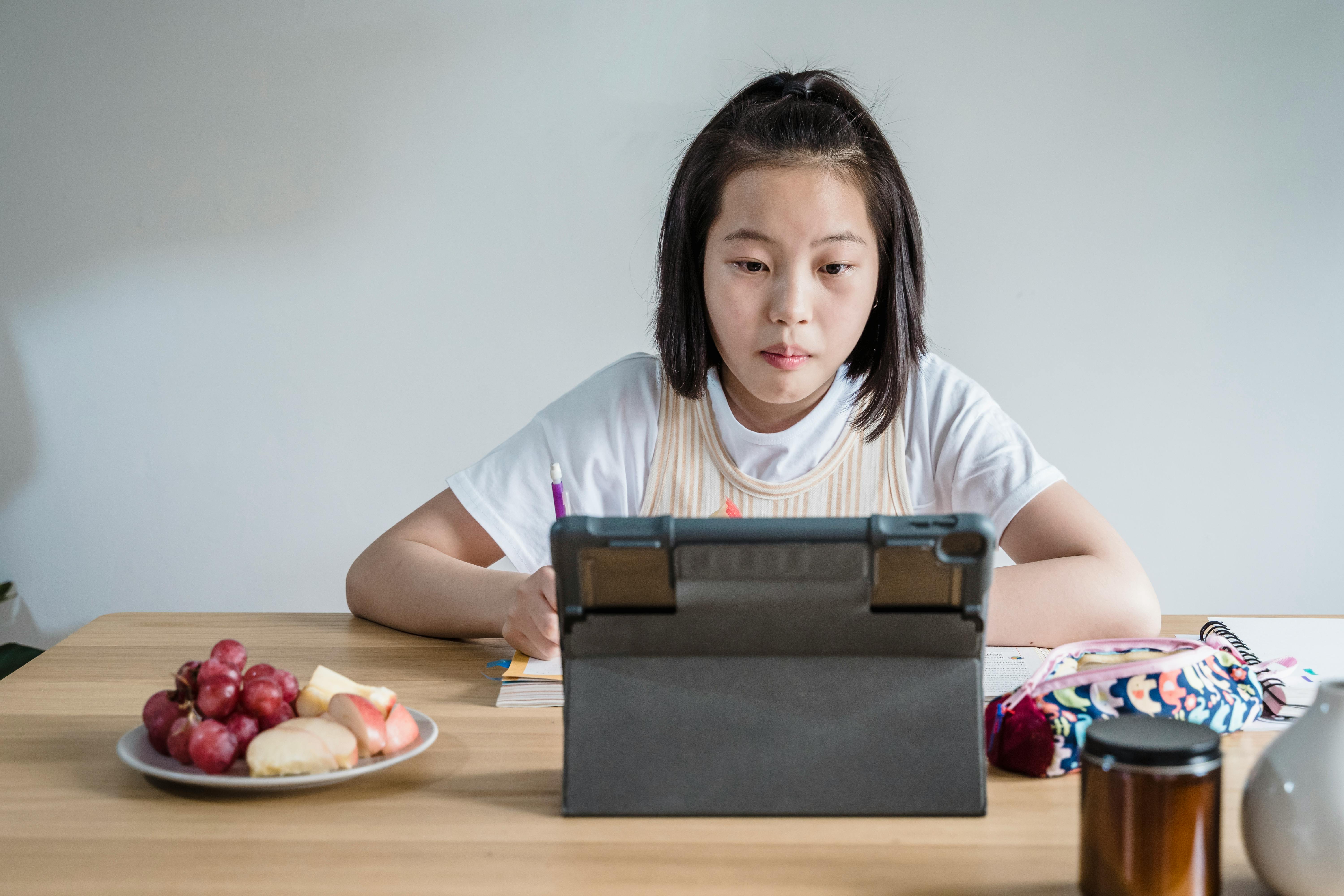 Ipad Studying In Class Photos, Download The BEST Free Ipad Studying In ...