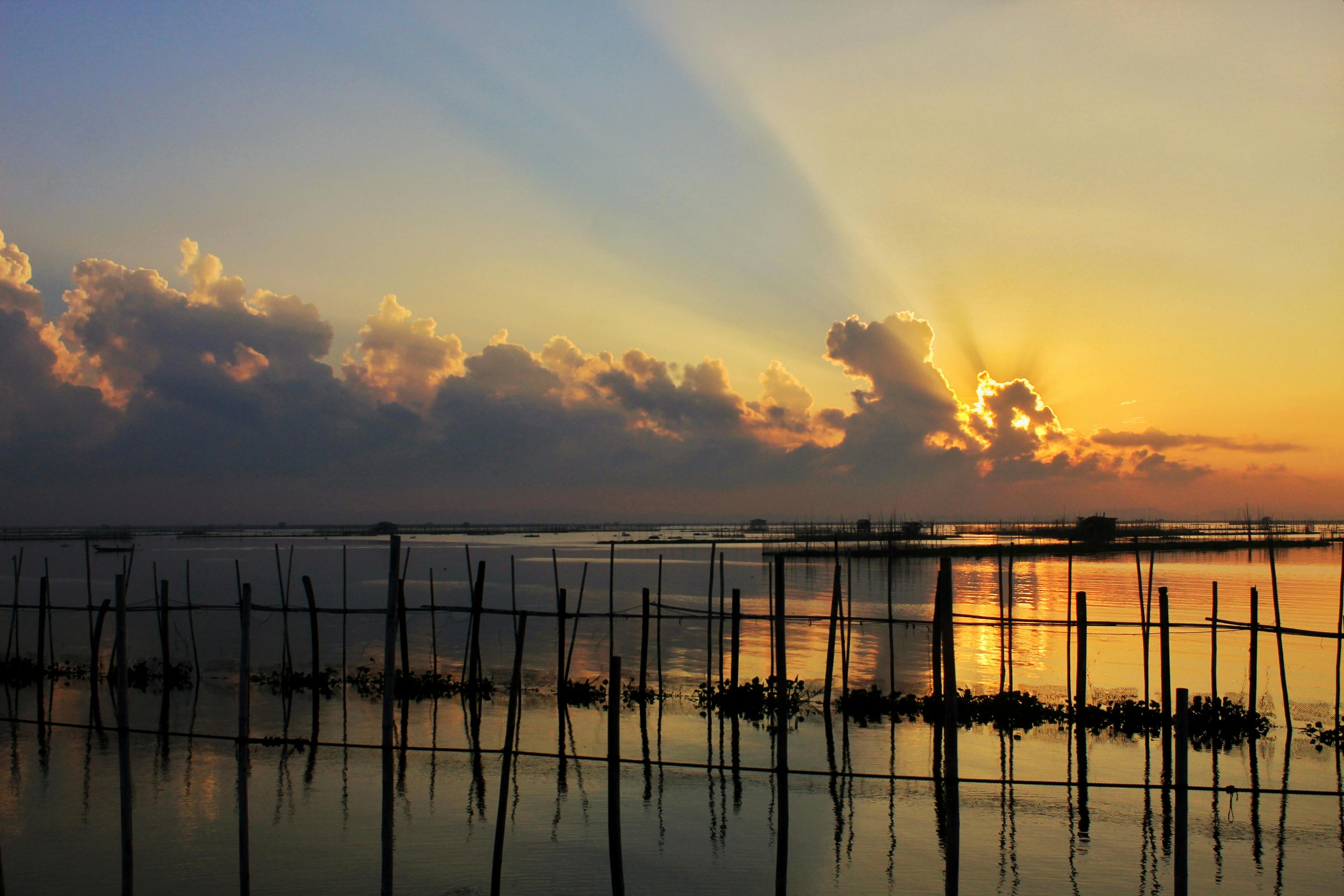 \Fish Pens in the Lake · Free Stock Photo