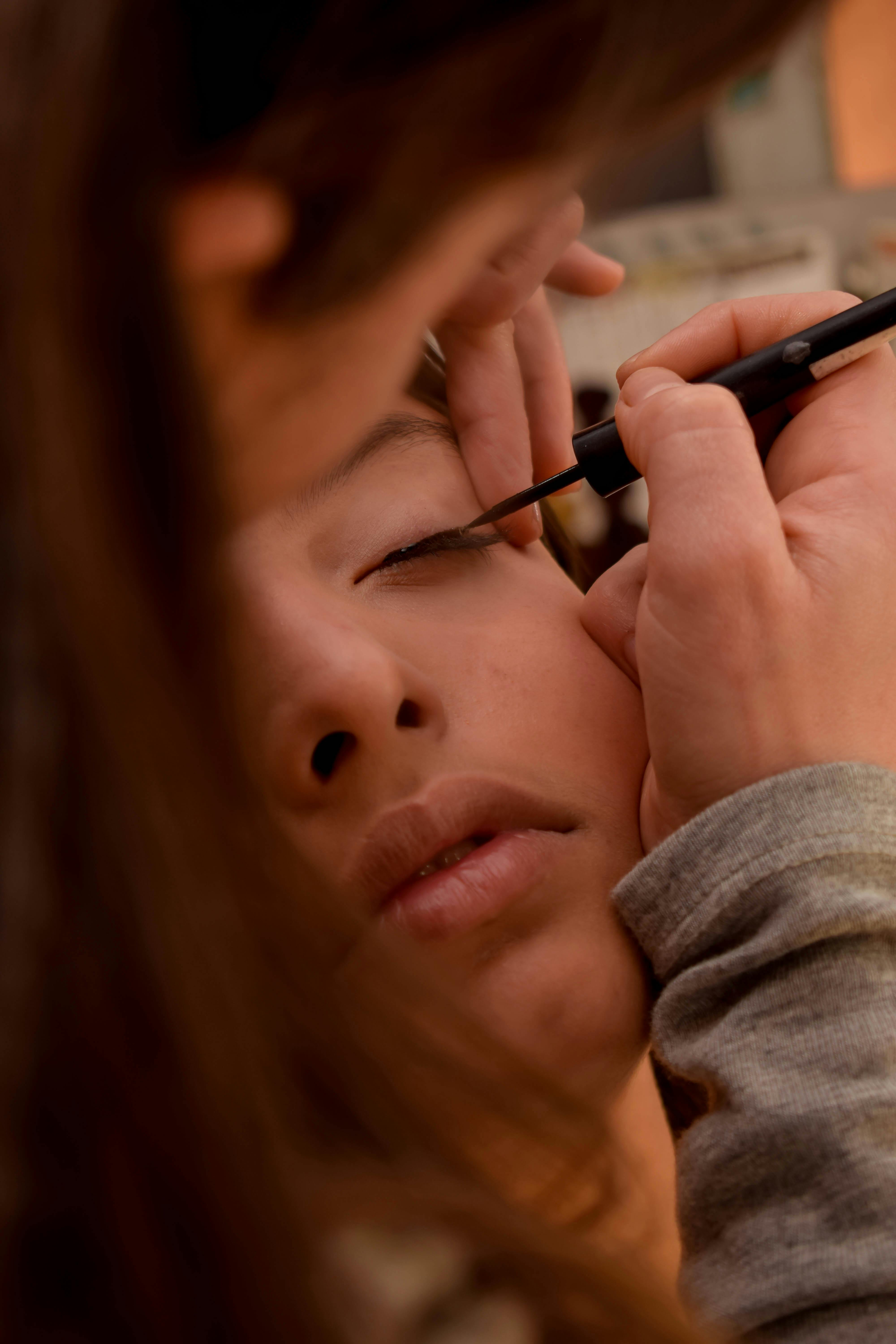 Close-up on Woman Doing her Makeup · Free Stock Photo