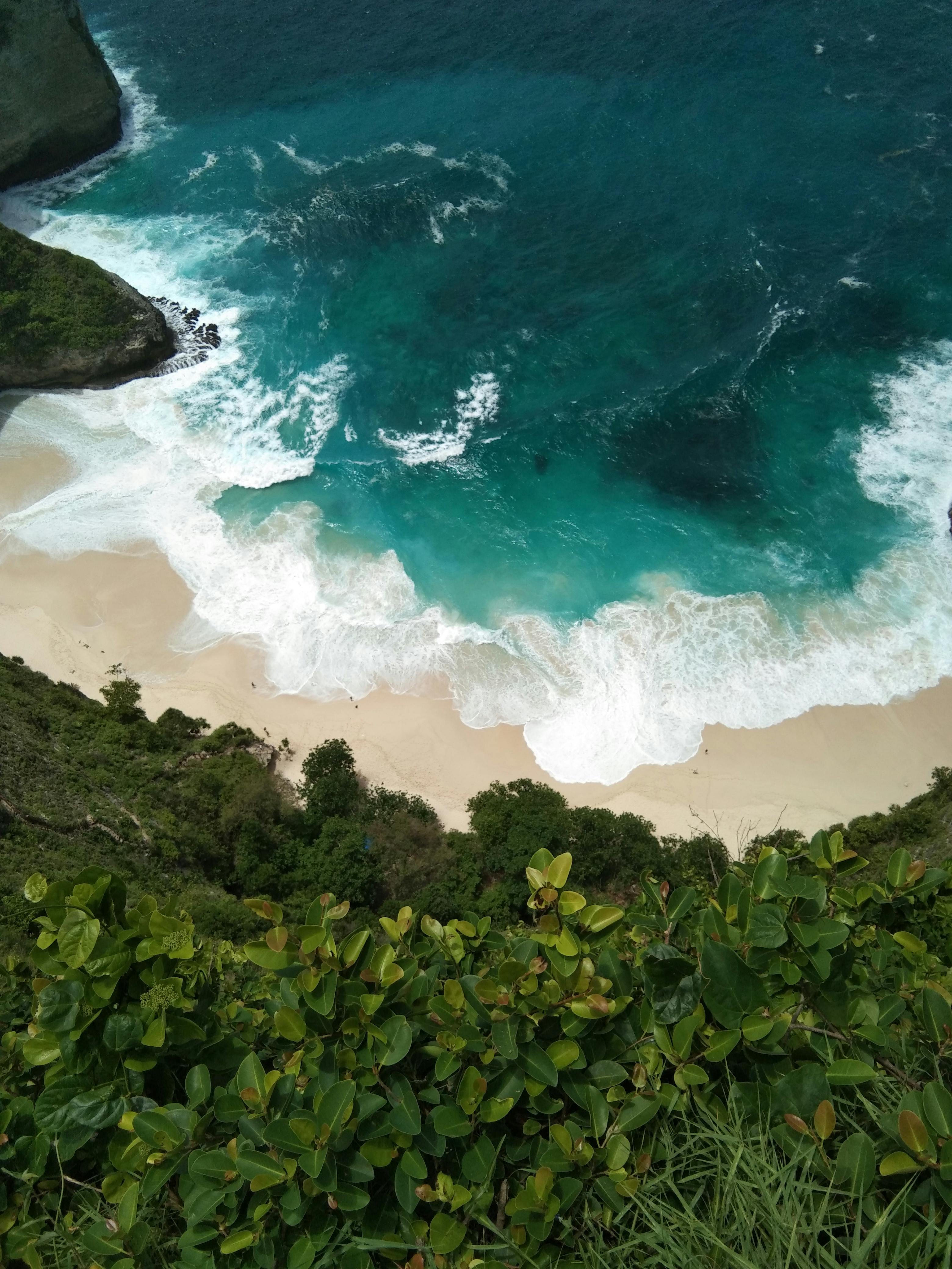 Ocean Waves Splashing on Coast Cliffs · Free Stock Photo