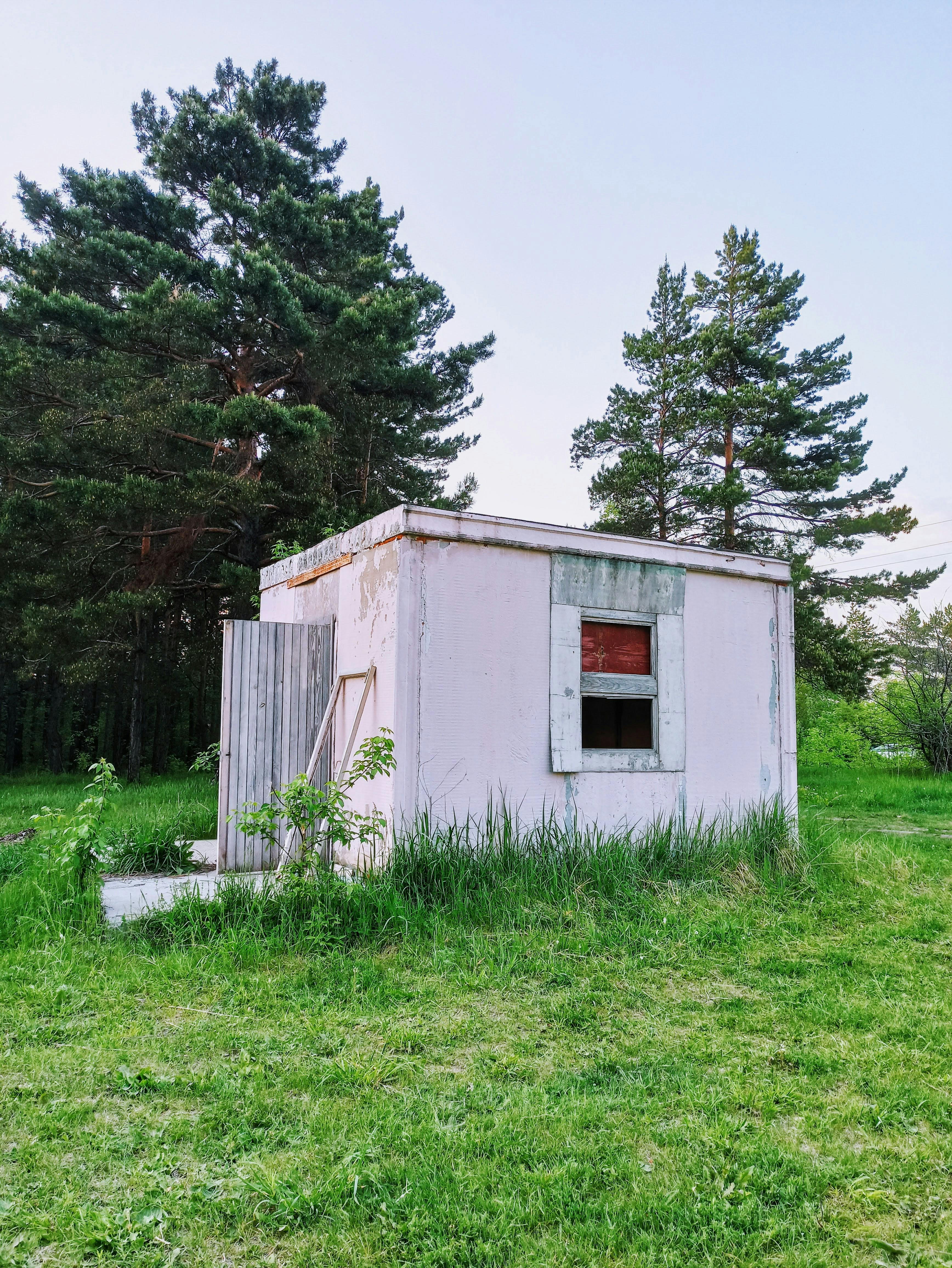 White Shack on Grass · Free Stock Photo