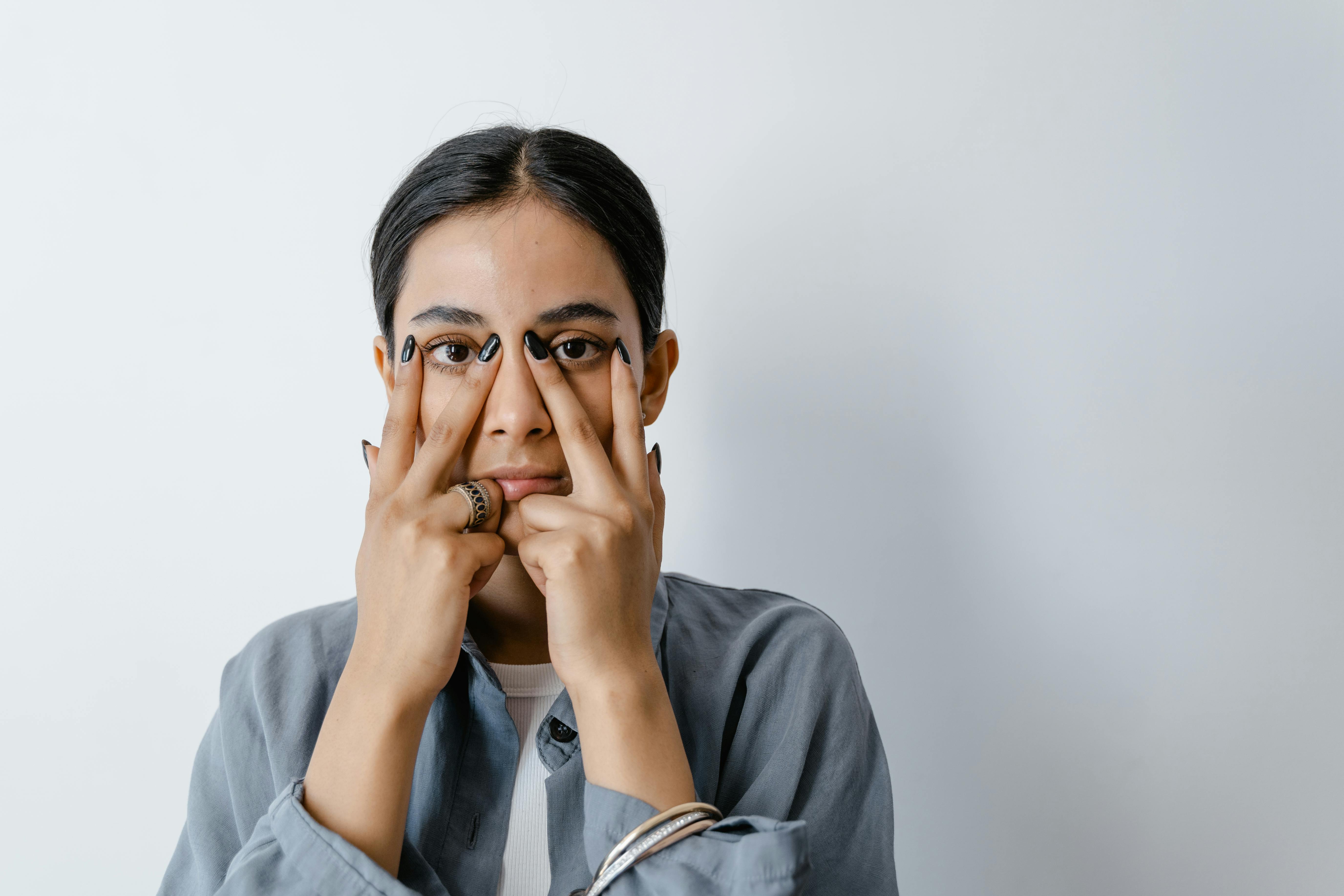 Person Holding Note with Be Kind Text · Free Stock Photo