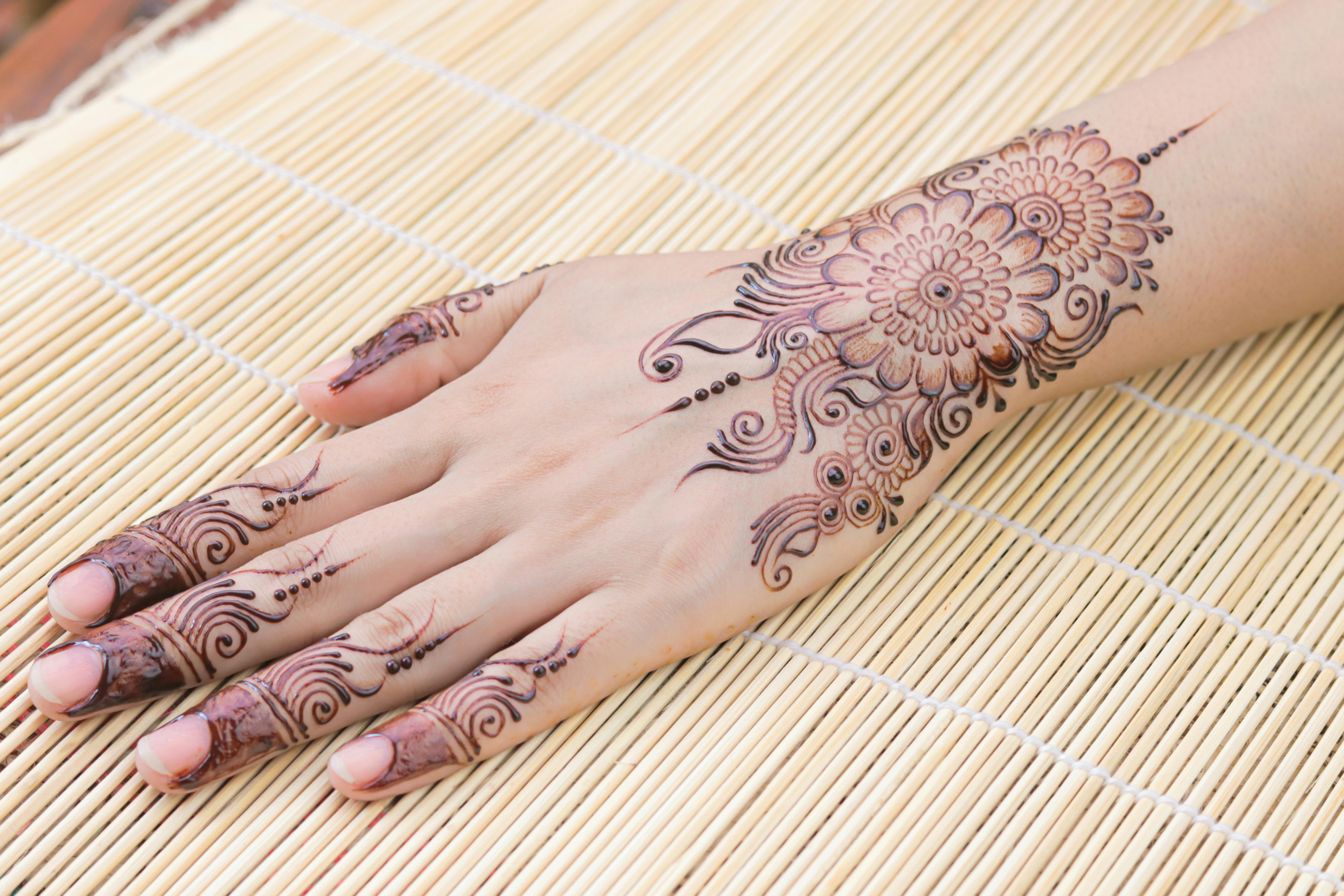 Hand's On Henna'Z