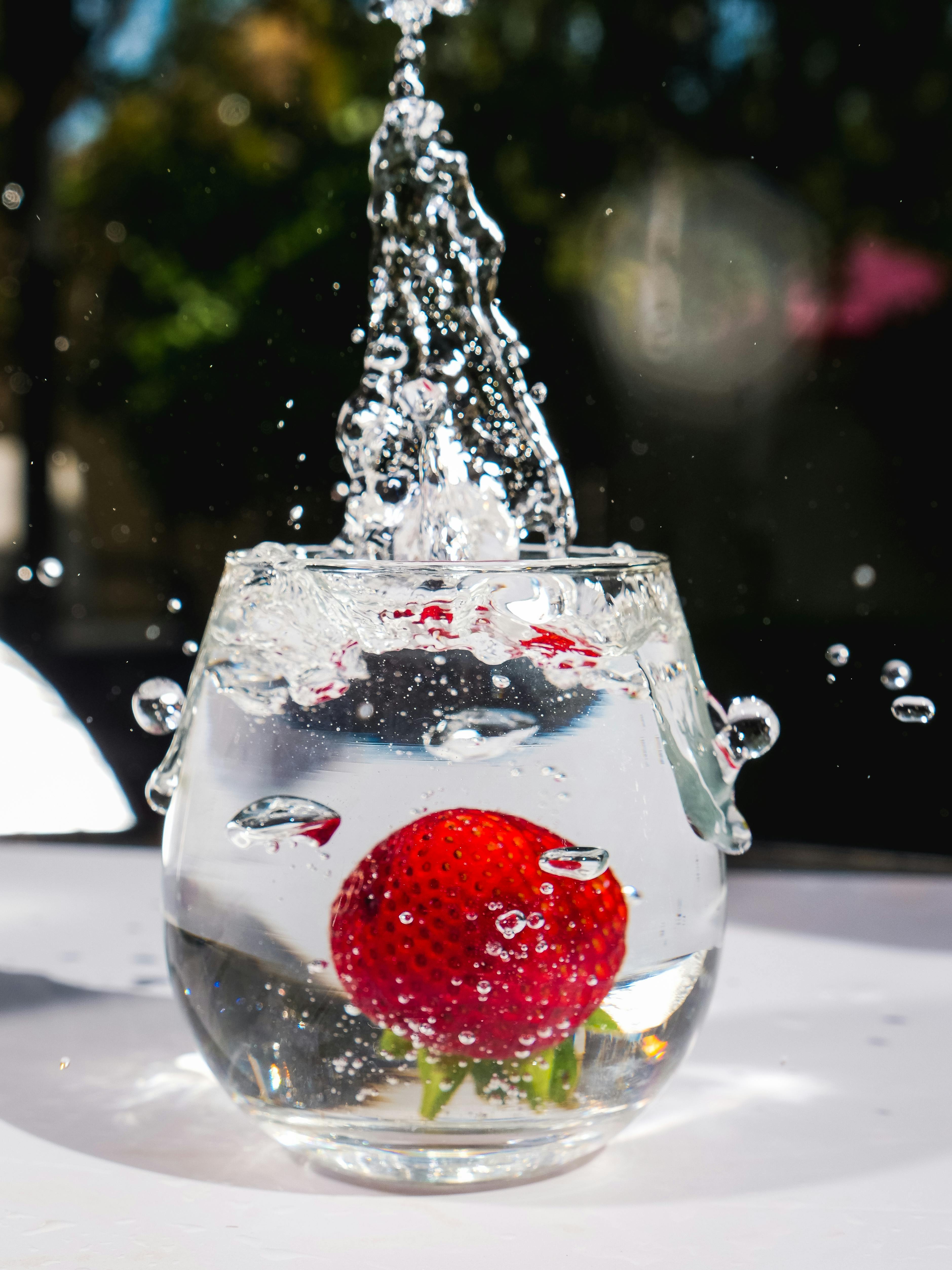 Close Up Shot Of Sparkling Water With Strawberry Roman Photos, Download ...