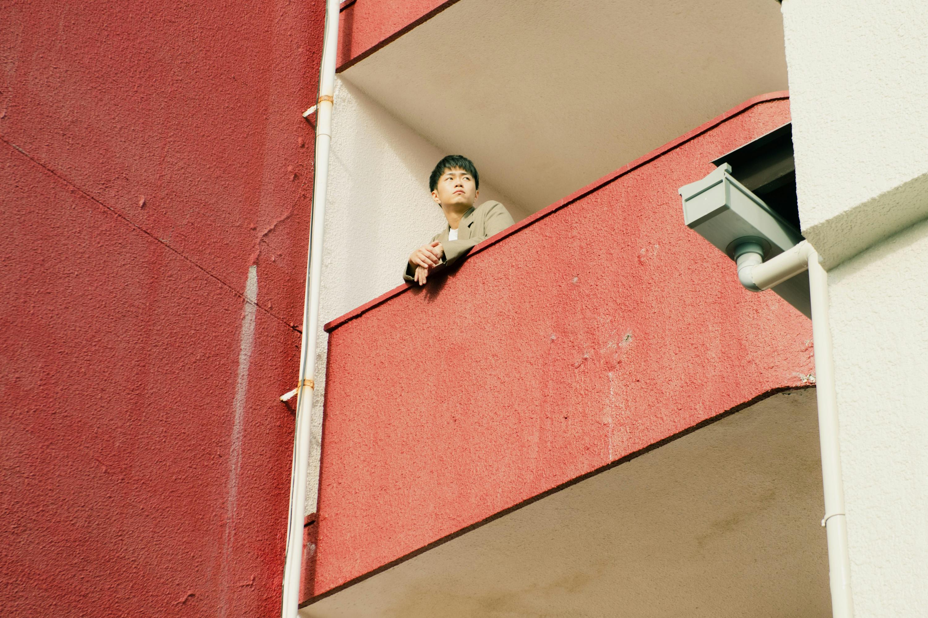 Man against Urban Building · Free Stock Photo