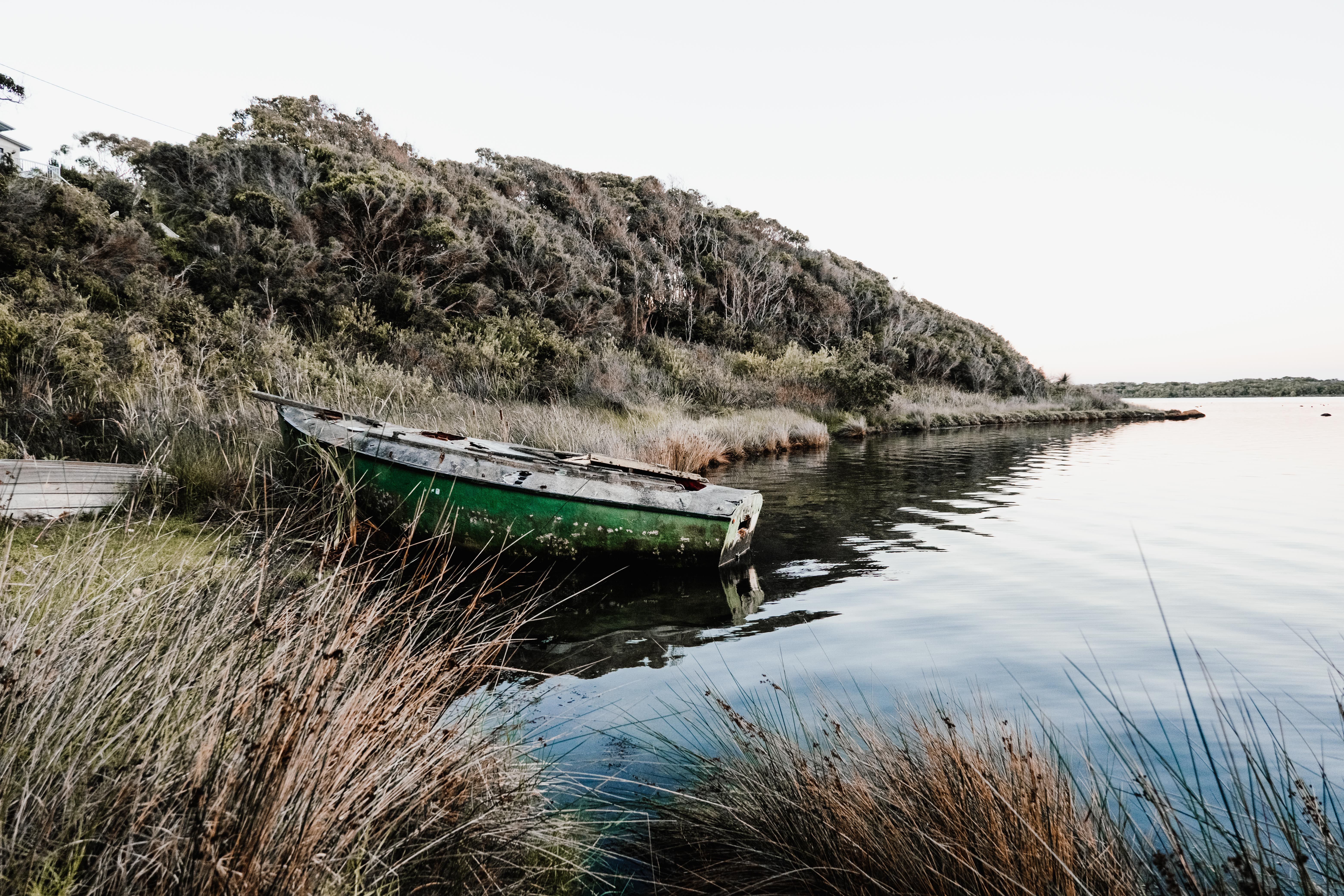 Green Boat on Lake · Free Stock Photo